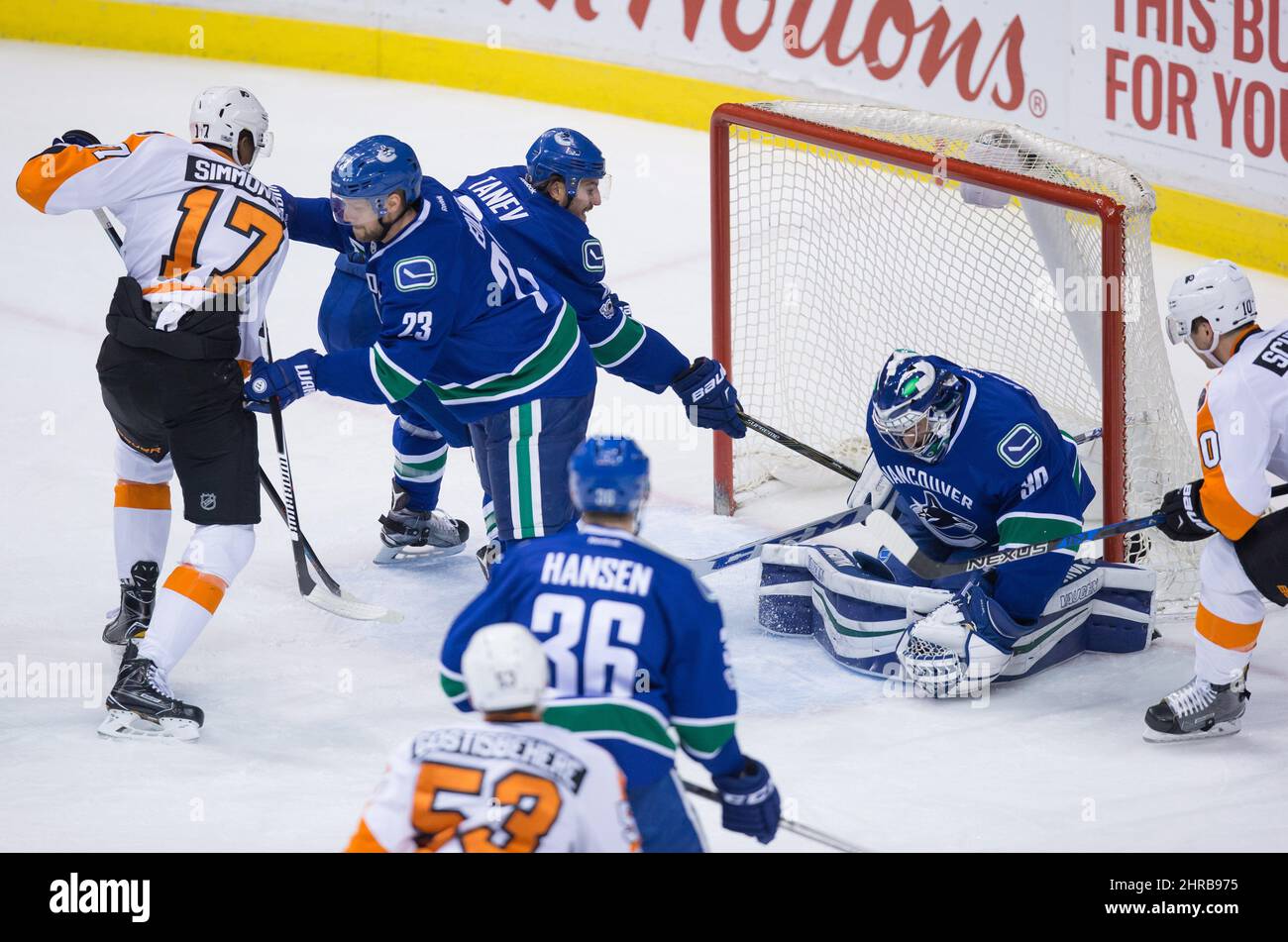 Philadelphia Flyers' Wayne Simmonds (17) scores against Vancouver ...