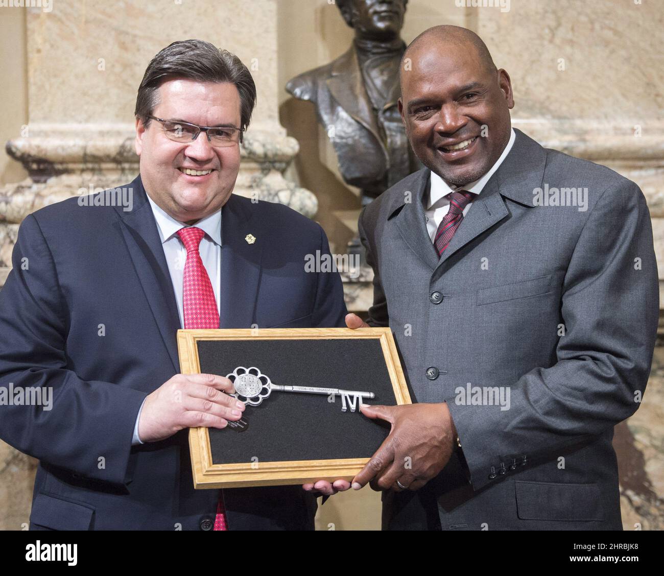Former Montreal Expos great and Hall of Fame inductee Tim Raines, right ...
