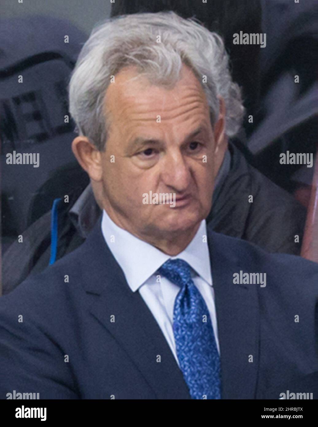 Los Angeles Kings' coach Darryl Sutter stands on the bench during third ...