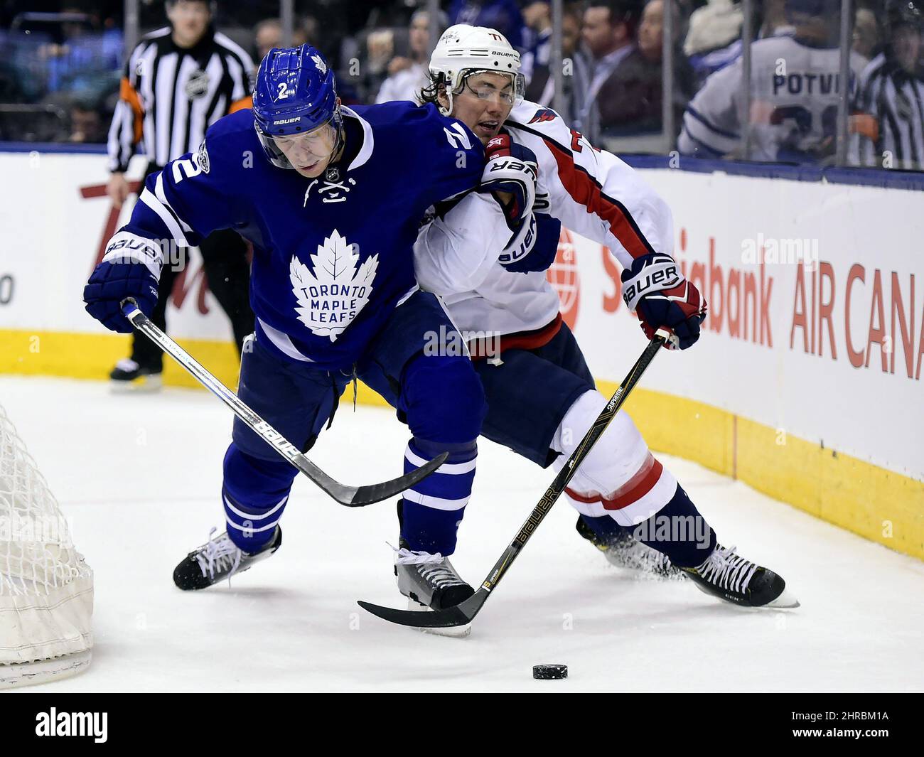 Washington Capitals right wing T.J. Oshie (77) and Toronto Maple Leafs ...
