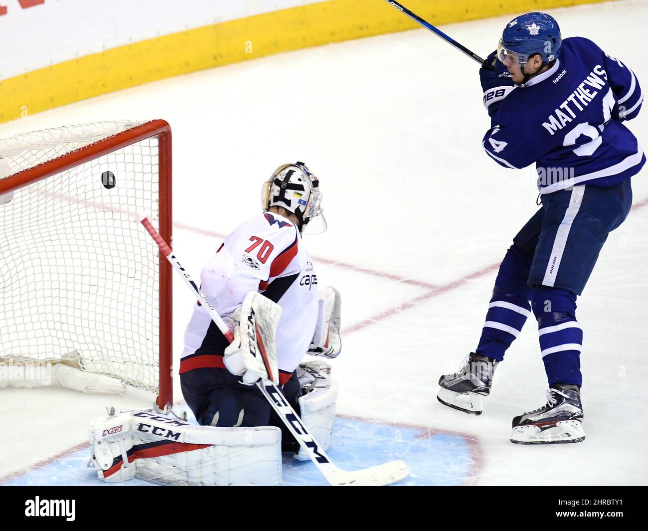 Toronto Maple Leafs centre Auston Matthews (34) scores against ...