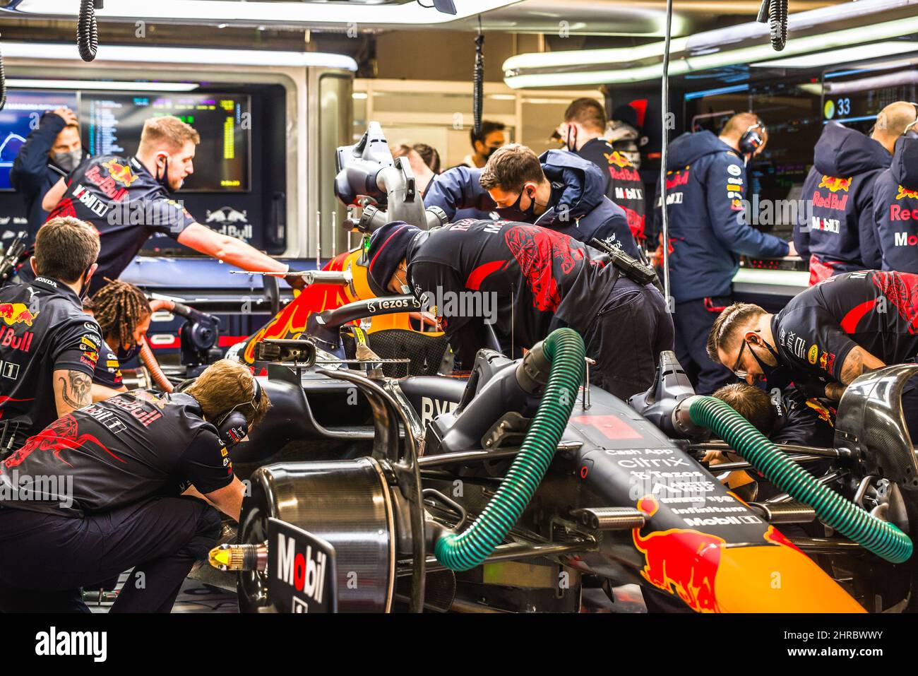 Red bull f1 team mechanics hi-res stock photography and images - Alamy