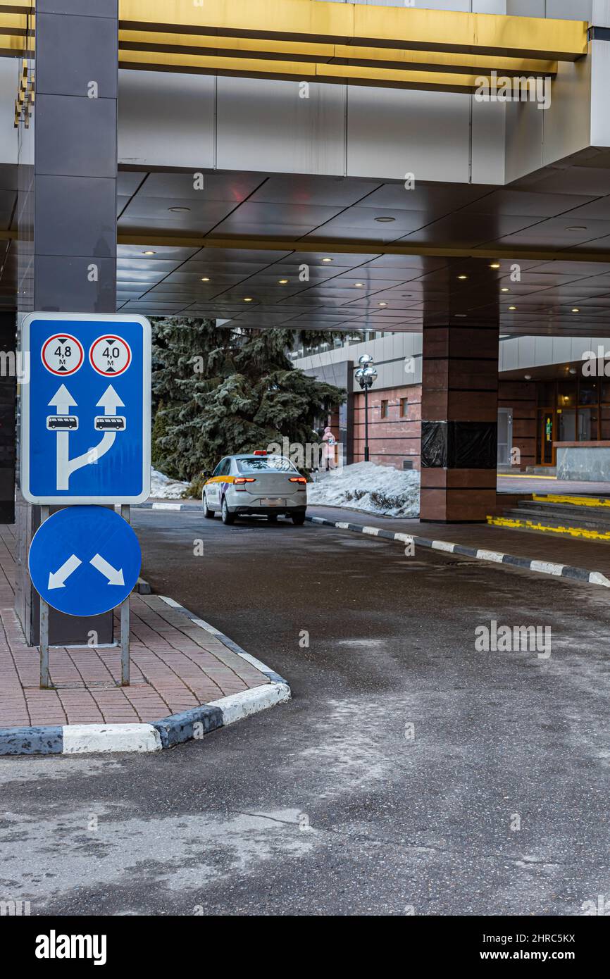 Hotel drop off hi-res stock photography and images - Alamy