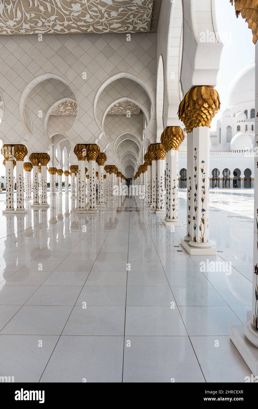 Columns and arches of Sheikh Zayed Grand Mosque in Abu Dhabi, UAE Stock ...