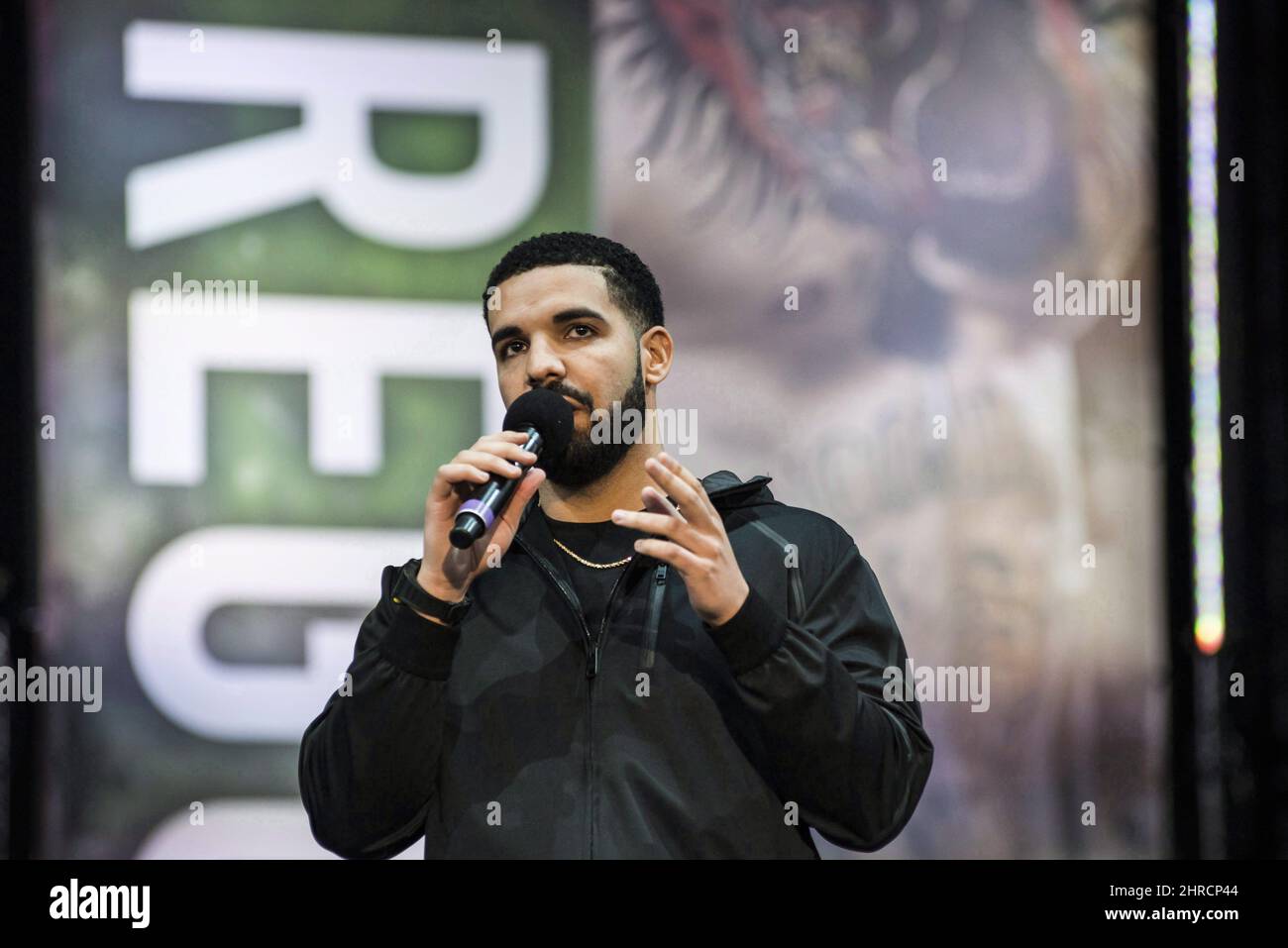 Drake makes an appearance during the Floyd Mayweather and Conor ...