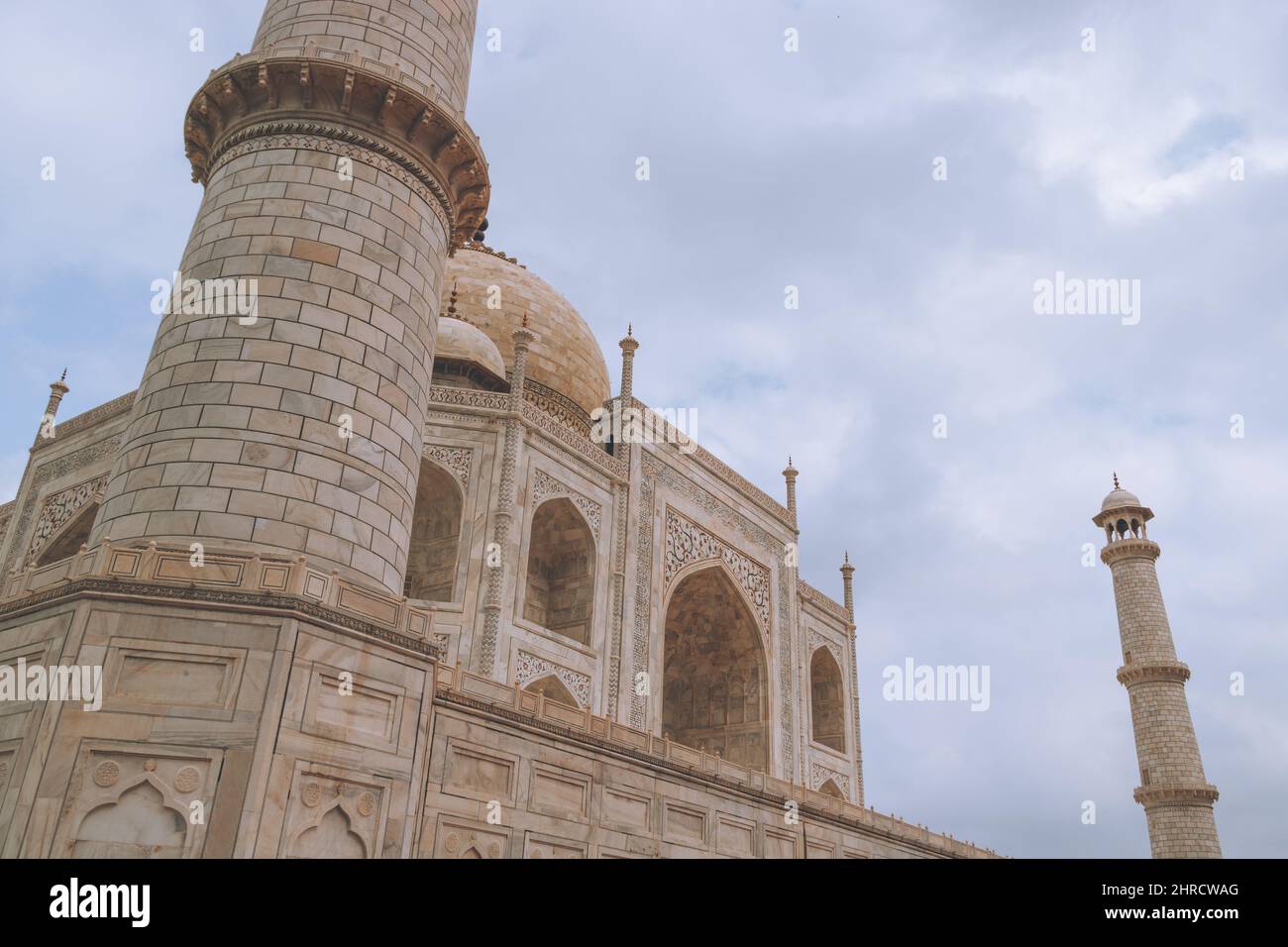 Beautiful vertical view of a minaret of Taj Mahal, India against a ...