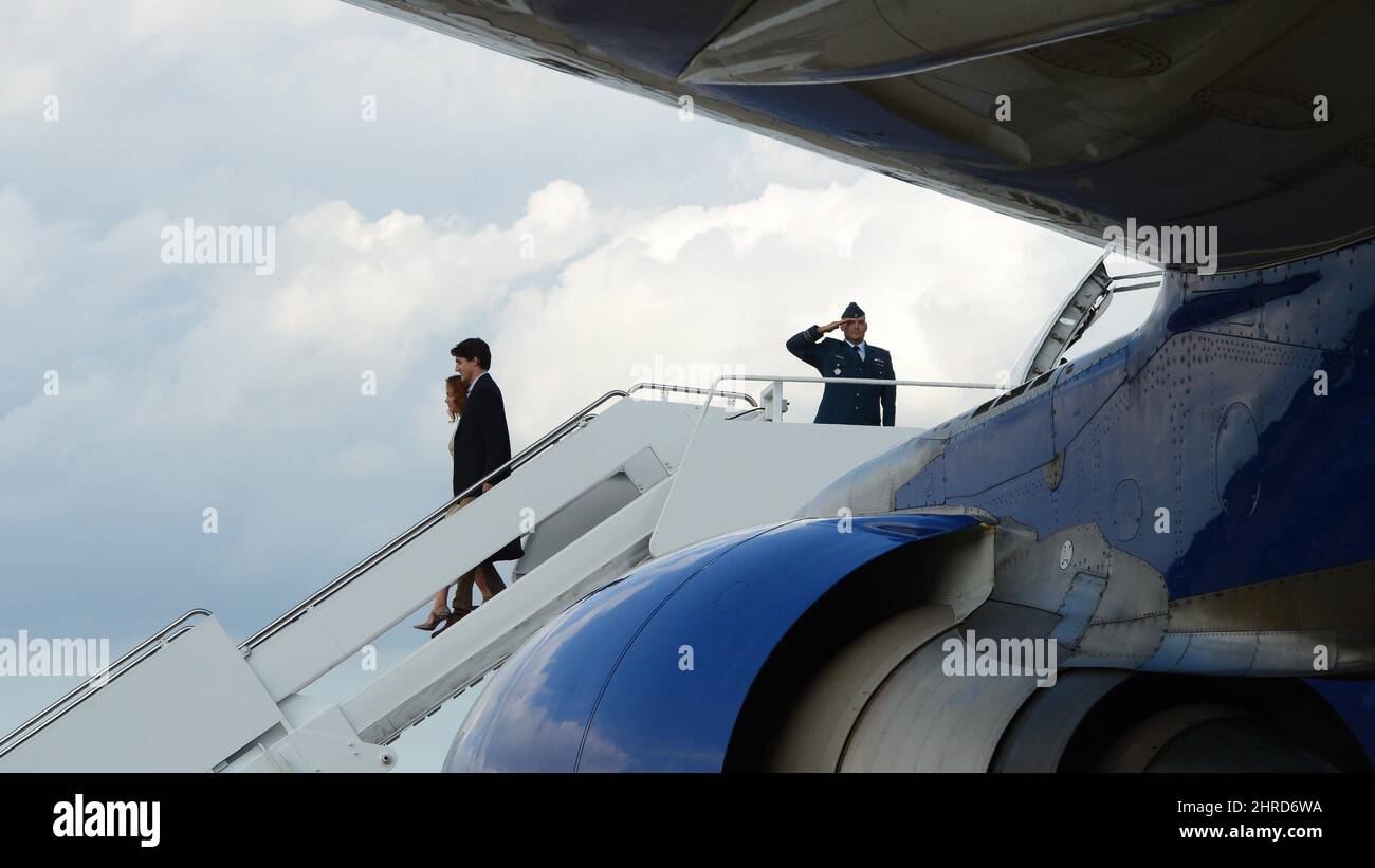 Prime Minister Justin Trudeau and Sophie Gregoire Trudeau depart the ...