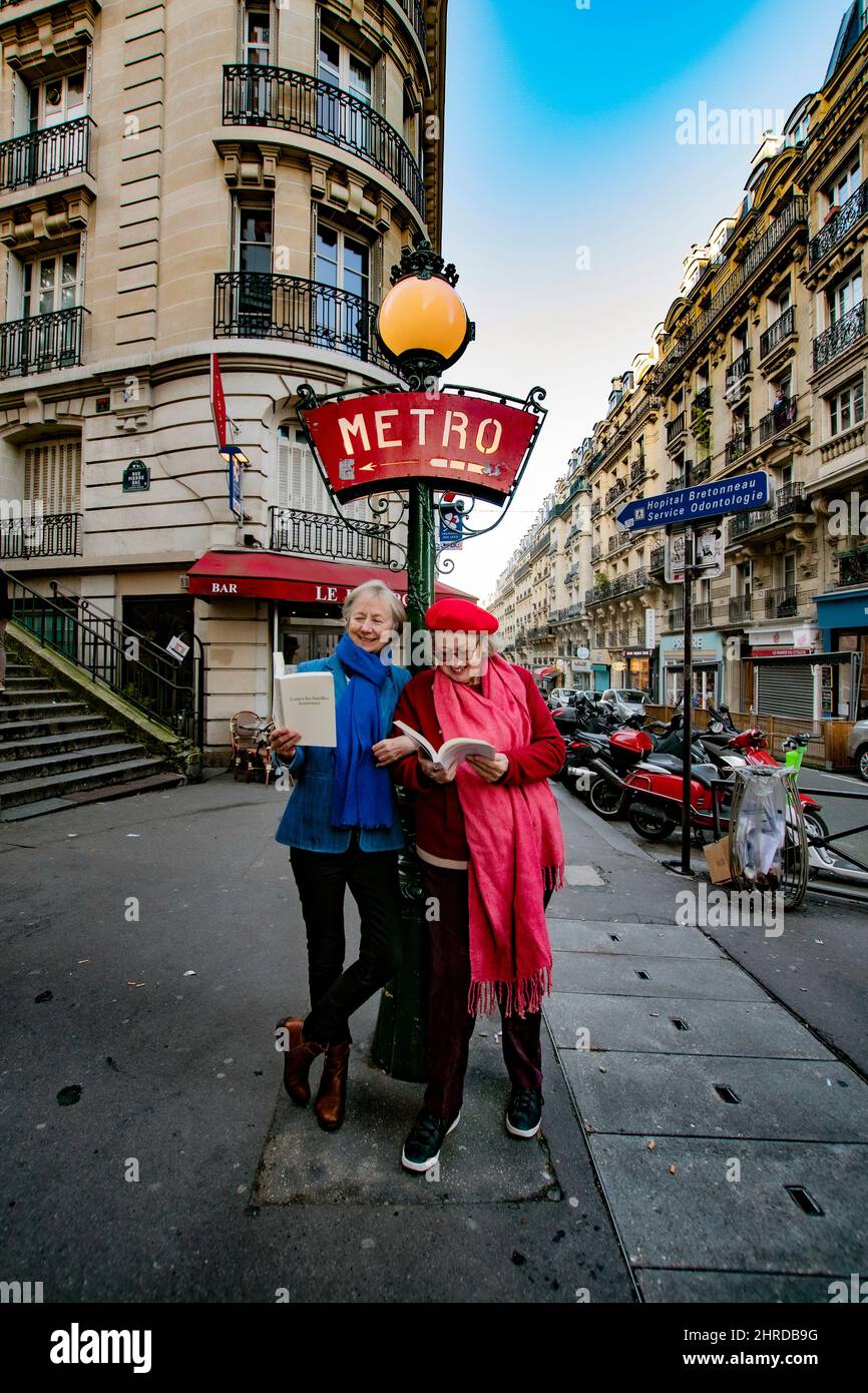 French friends at metro station, Paris Stock Photo - Alamy