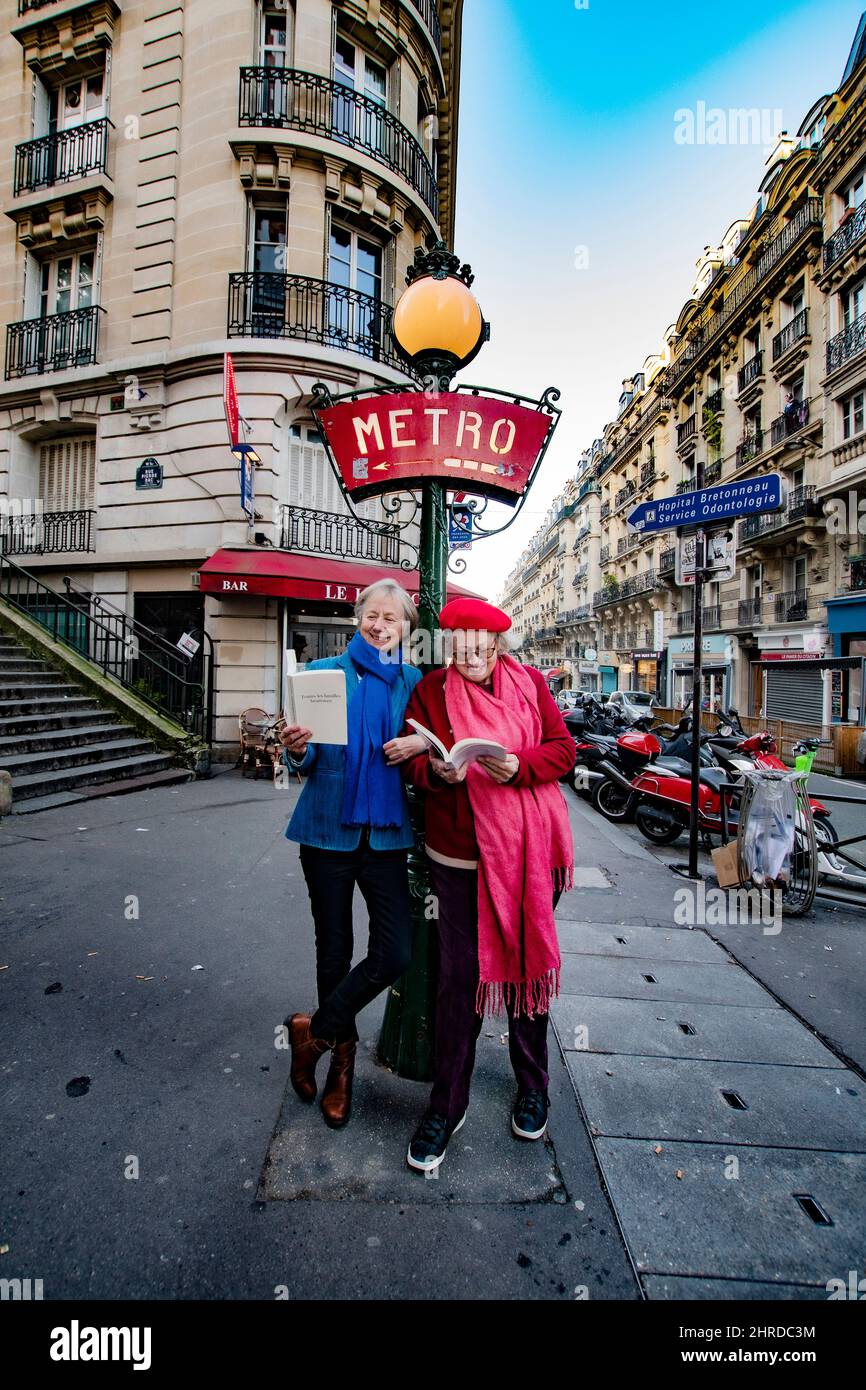 French friends at metro station, Paris Stock Photo - Alamy