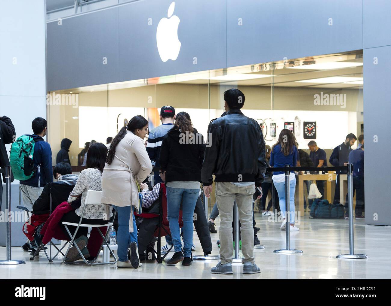 People line up for the new Apple iPhone X at the Square One Shopping ...