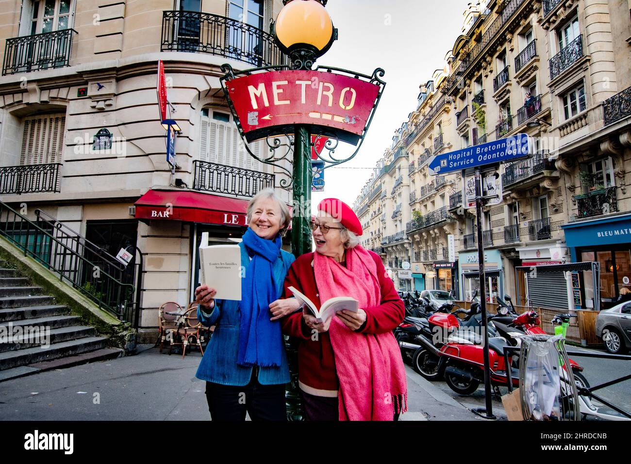French friends at metro station, Paris Stock Photo - Alamy