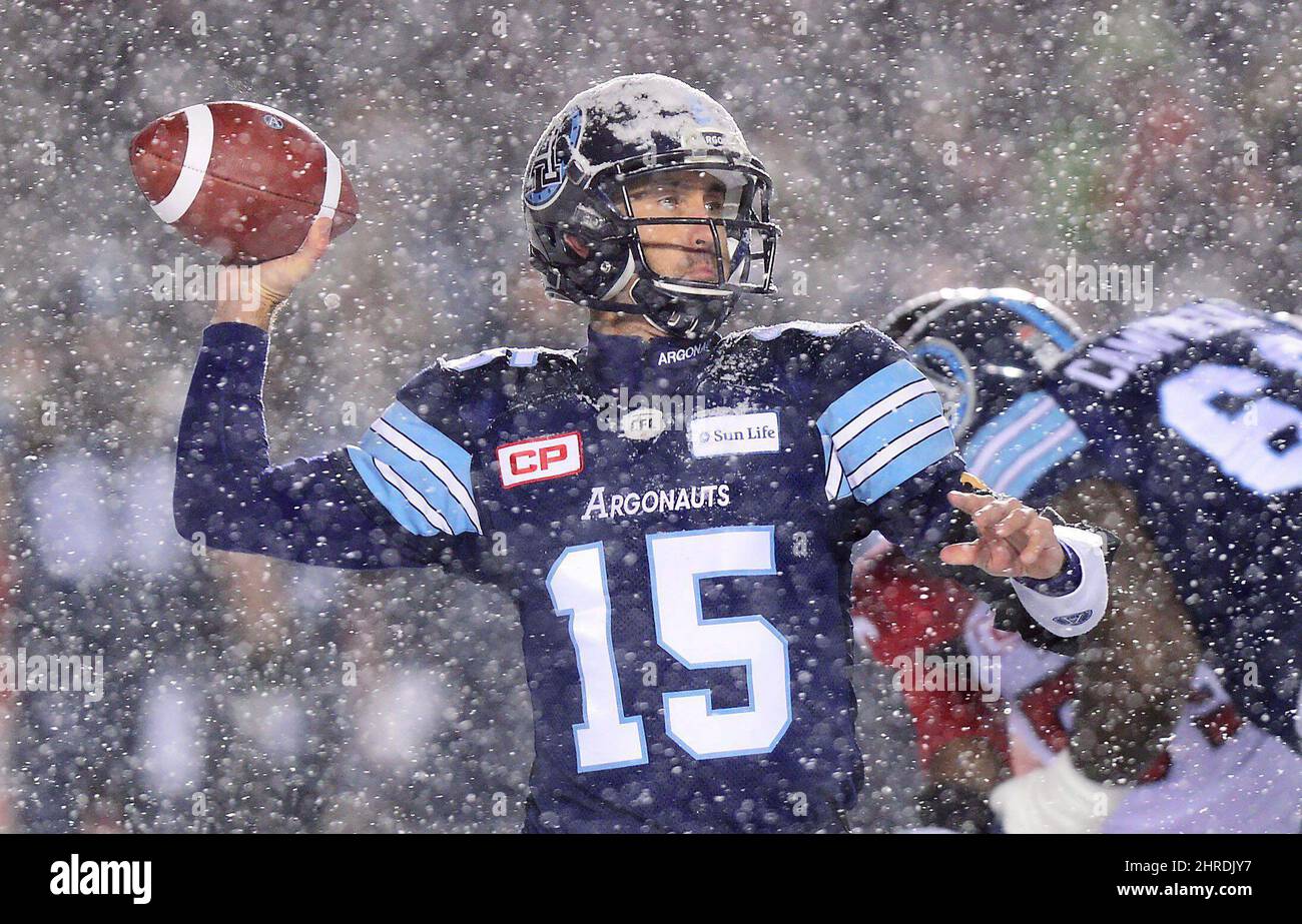 Toronto Argonauts quarterback Ricky Ray (15) passes against the Calgary ...