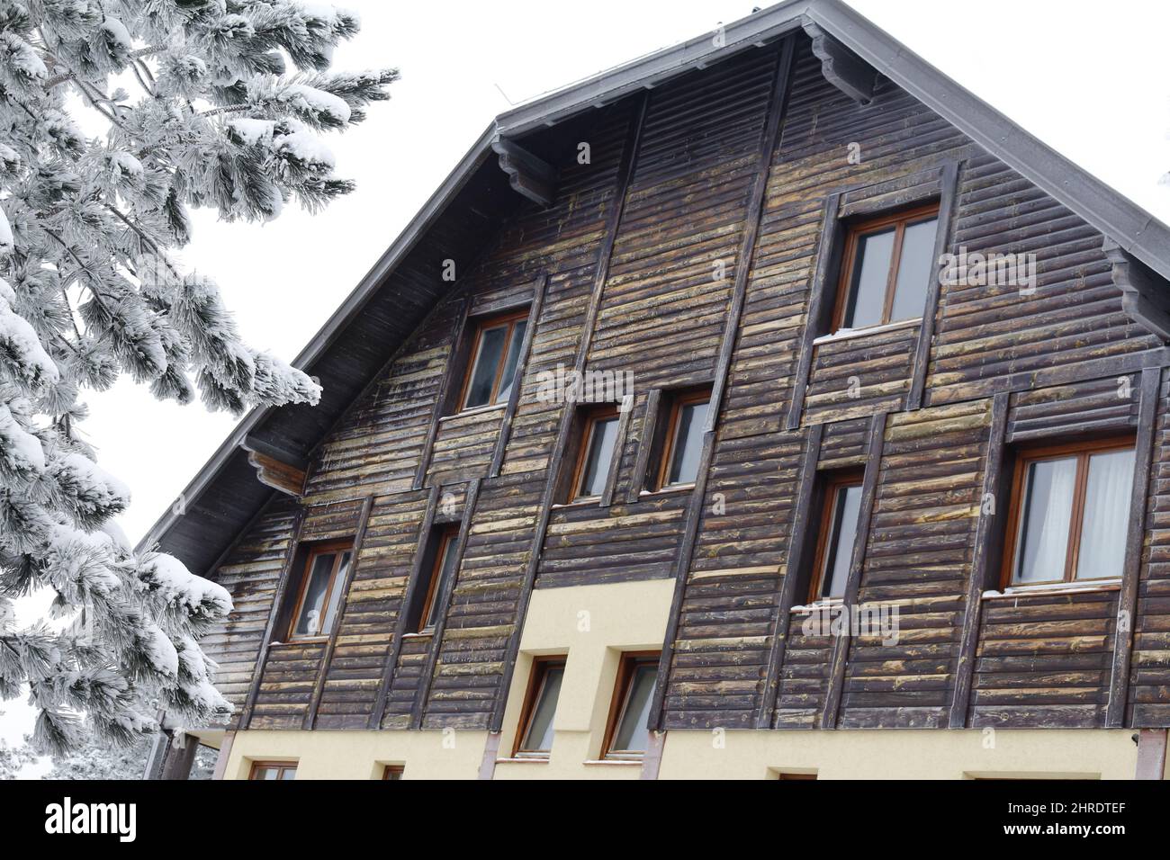 Wooden big house with the rooftop covered in snow during winter Stock ...