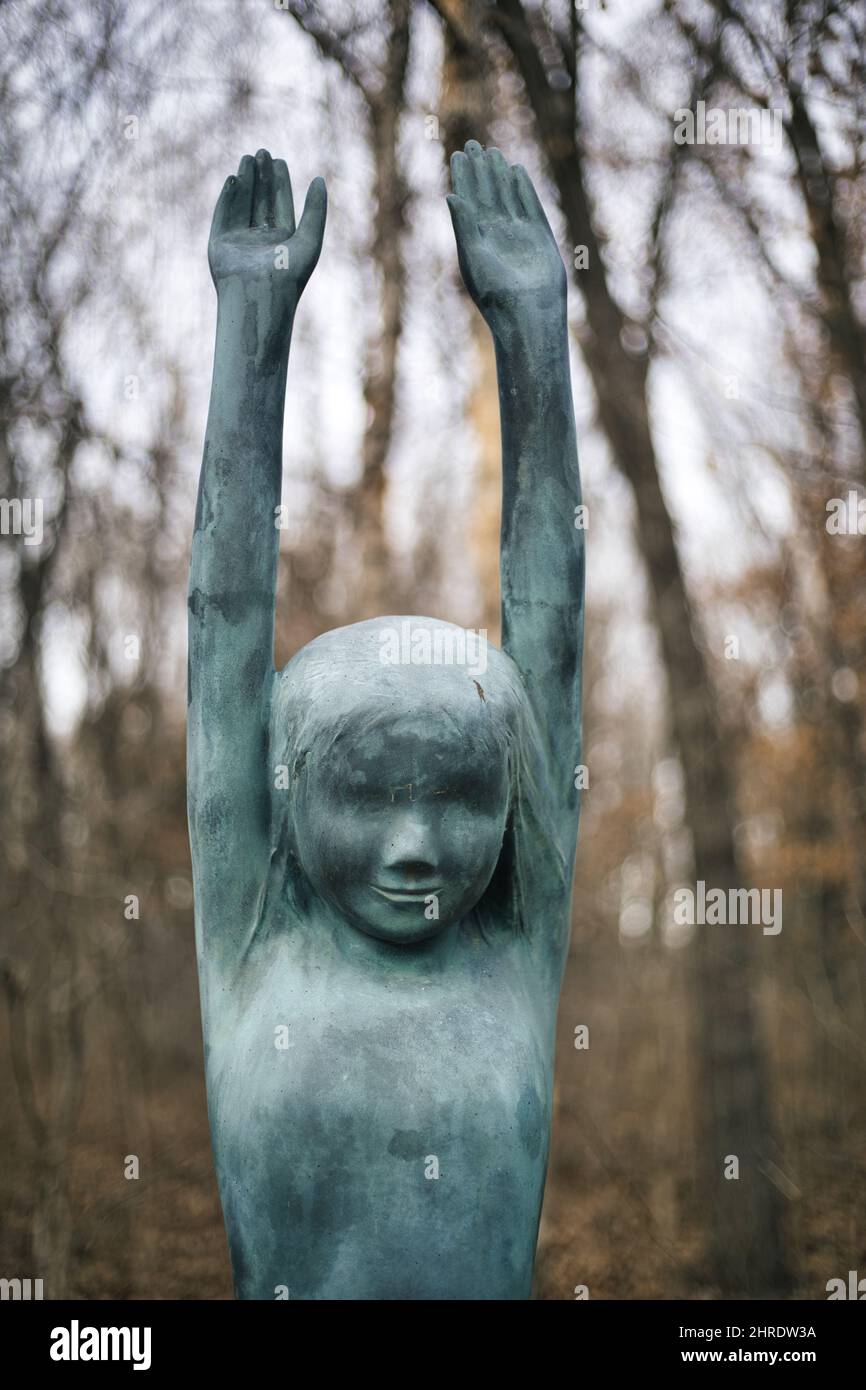Abstract girl statue at Overland Park Arboretum & Botanical Gardens ...