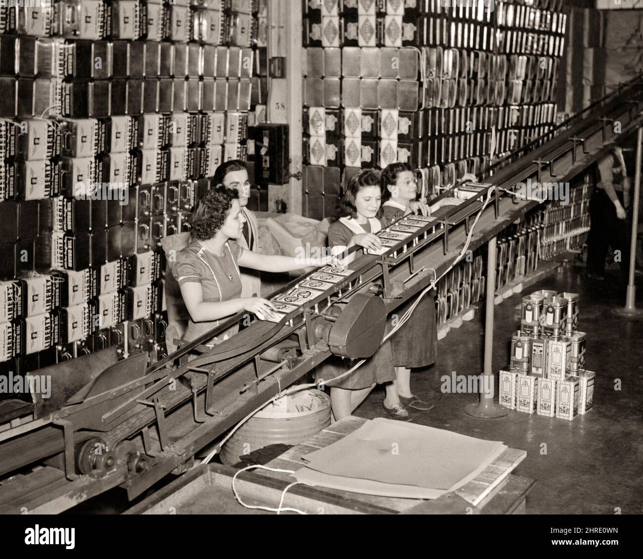 Food production line 1940s hi-res stock photography and images - Alamy