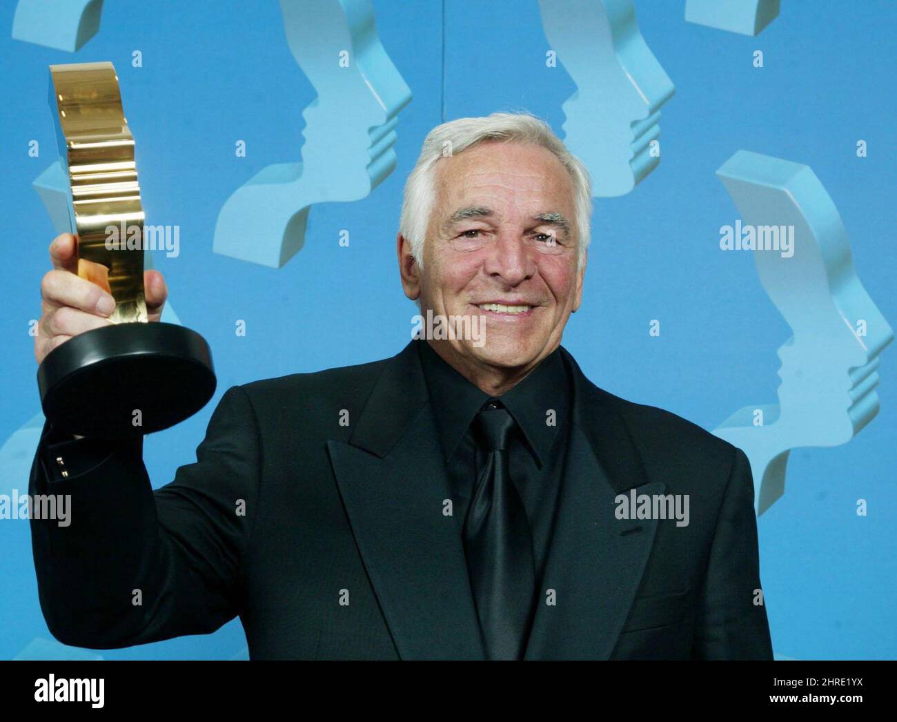 Donnelly Rhodes of Da Vinci's Inquest holds his trophy after winning ...