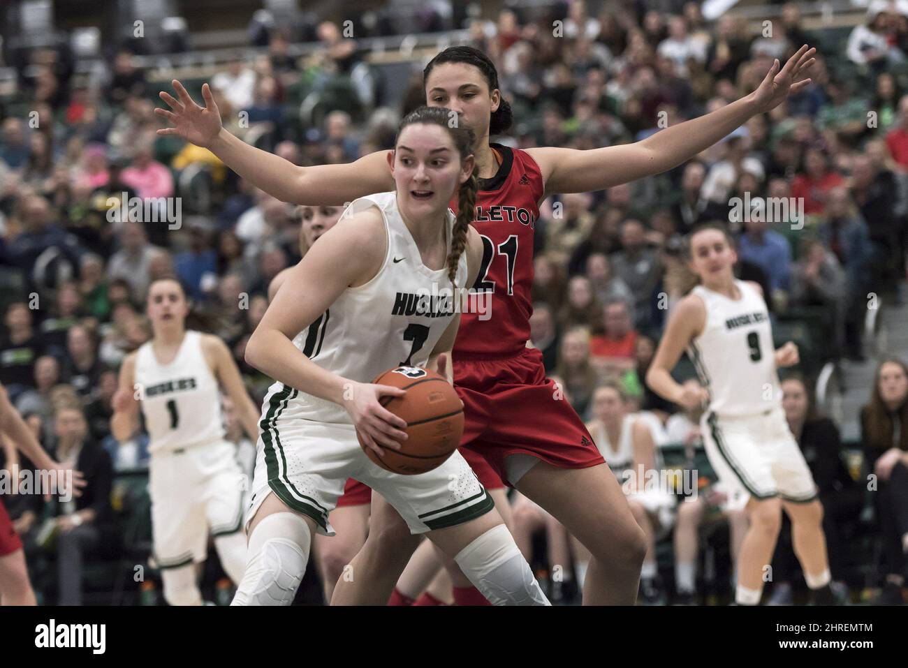 Saskatchewan Huskies guard Megan Ahlstrom (7) is guarded by Carleton ...