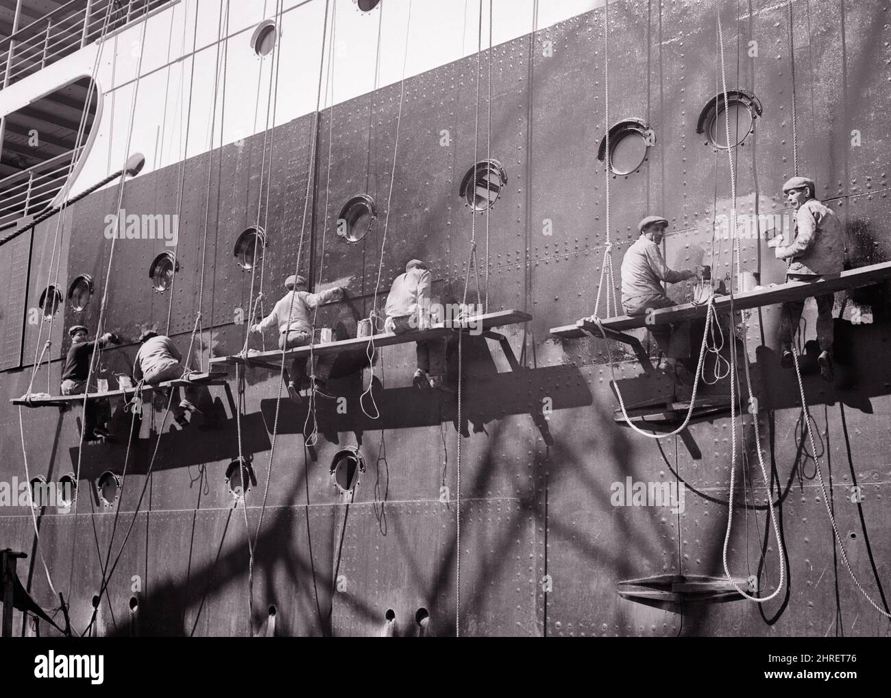 Ship worker 1940s hi-res stock photography and images - Alamy