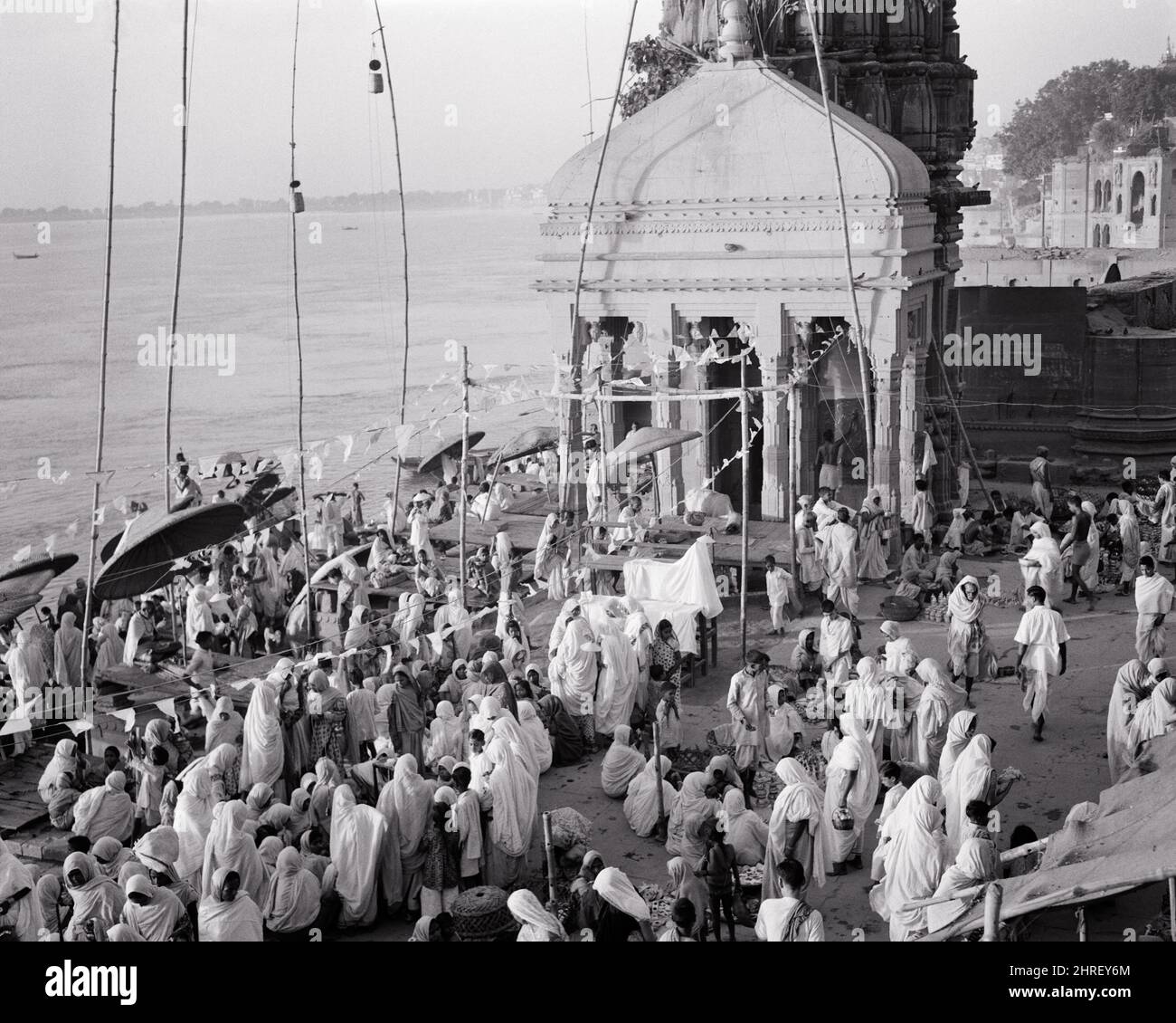 Hindu pilgrims on bank of ganges river at varanasi hi-res stock ...