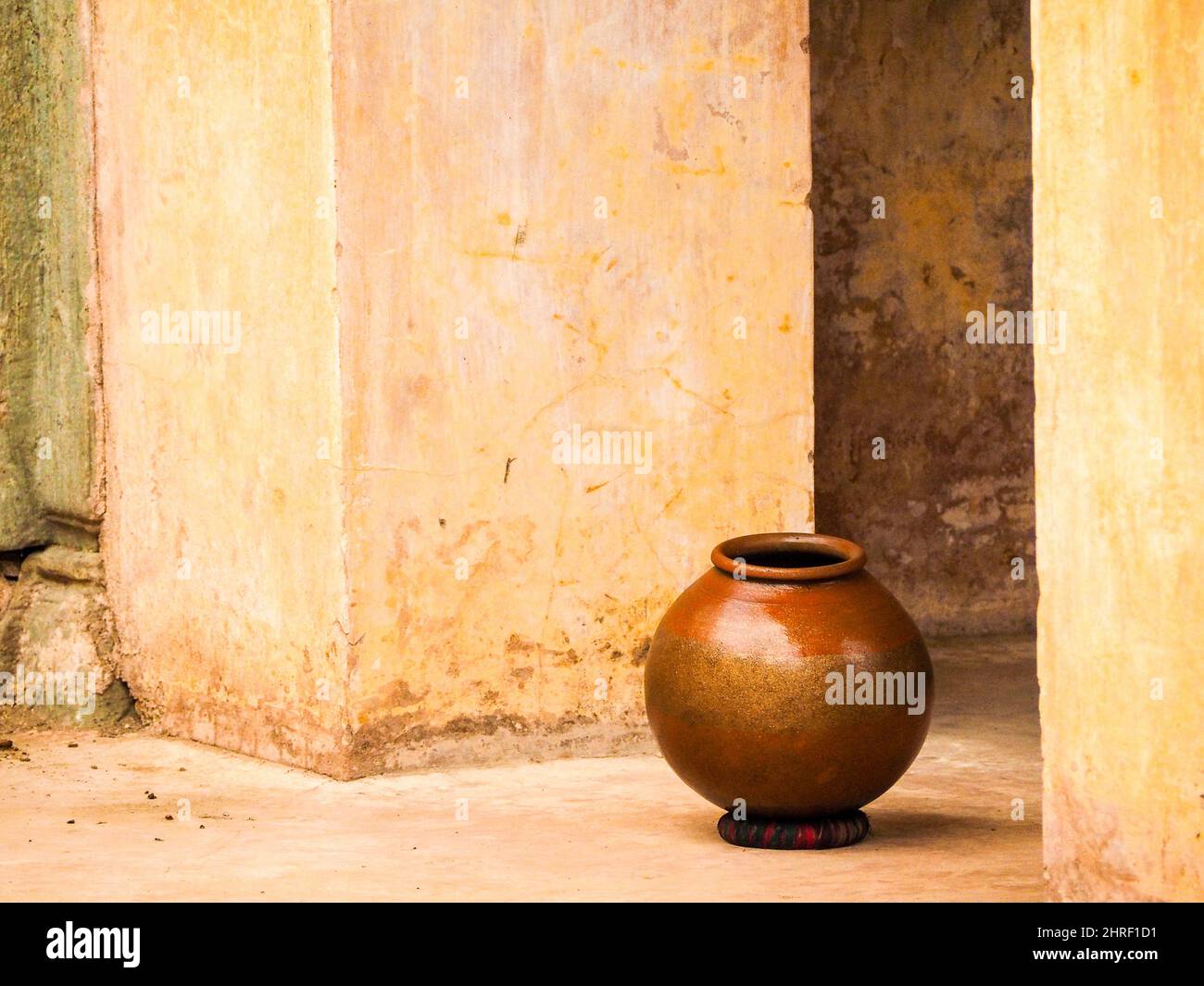 Indian clay water pot hi-res stock photography and images - Alamy
