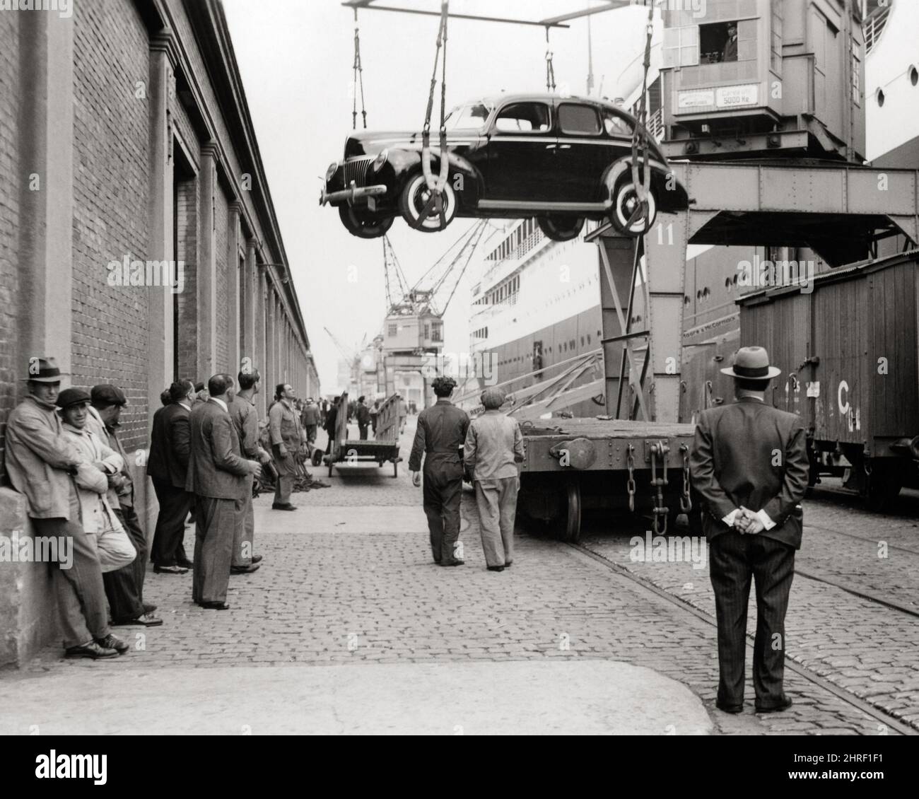 Cargo ship unloading car hi-res stock photography and images - Alamy