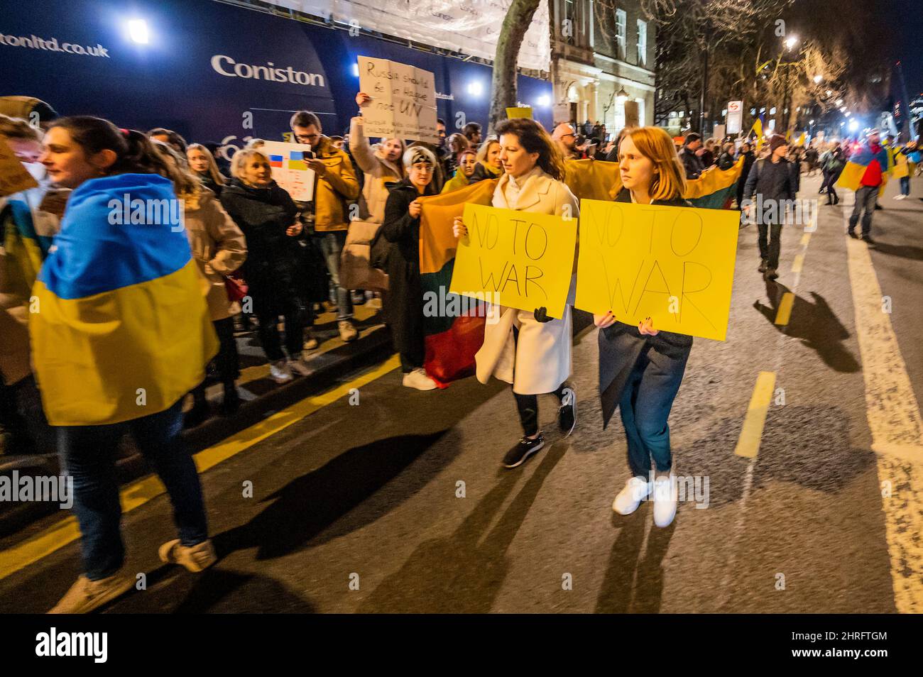 London, UK. 25th Feb, 2022. Ukranians and Russians gather between ...