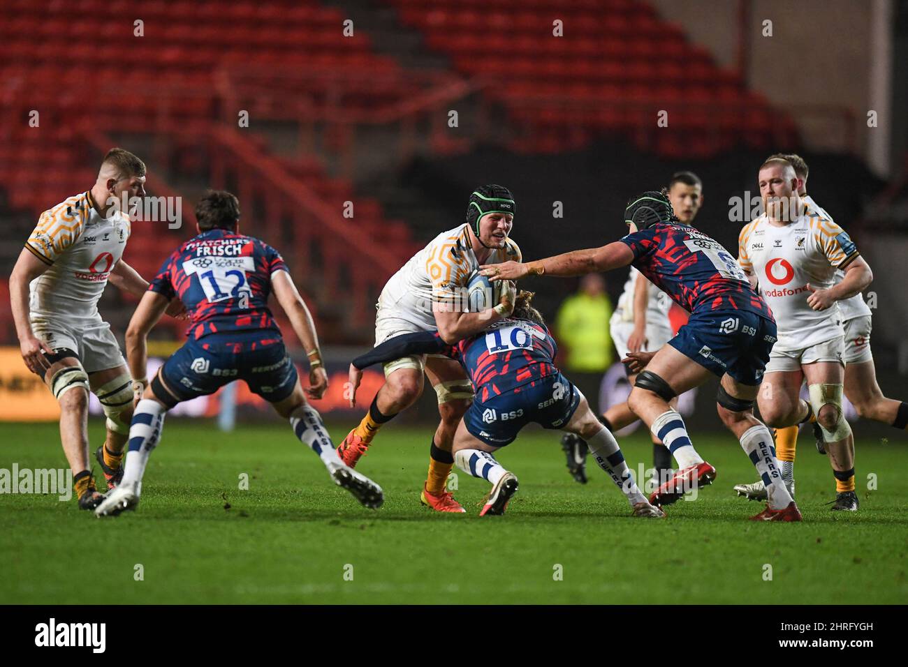 Tom Willis of Wasps Rugby, tackled by Tiff Eden of Bristol Bears Stock ...