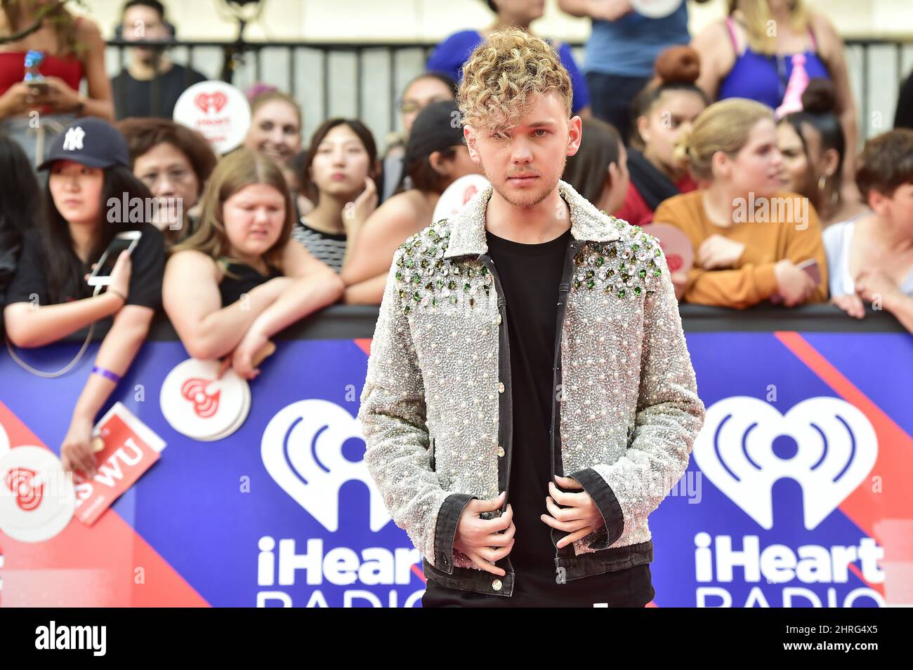 Francesco Yates arrives on the red carpet at the iHeartRadio MMVAs in ...
