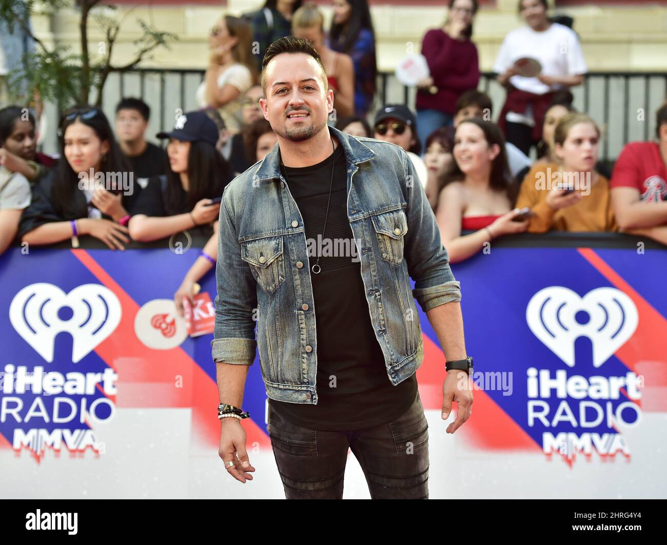 Jason Benoit arrives on the red carpet at the iHeartRadio MMVAs in ...
