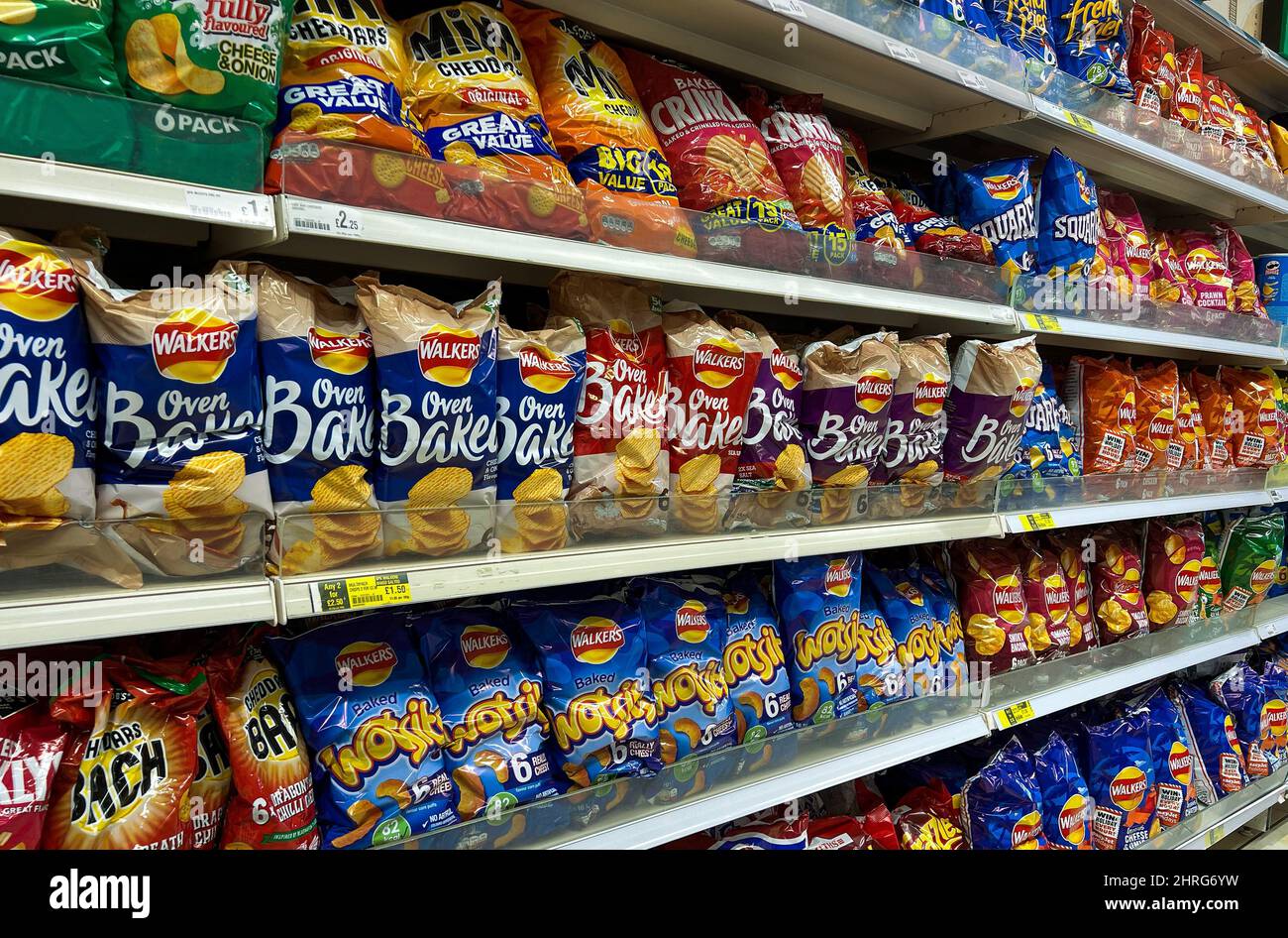 Packs of crisps on shelves hi-res stock photography and images - Alamy