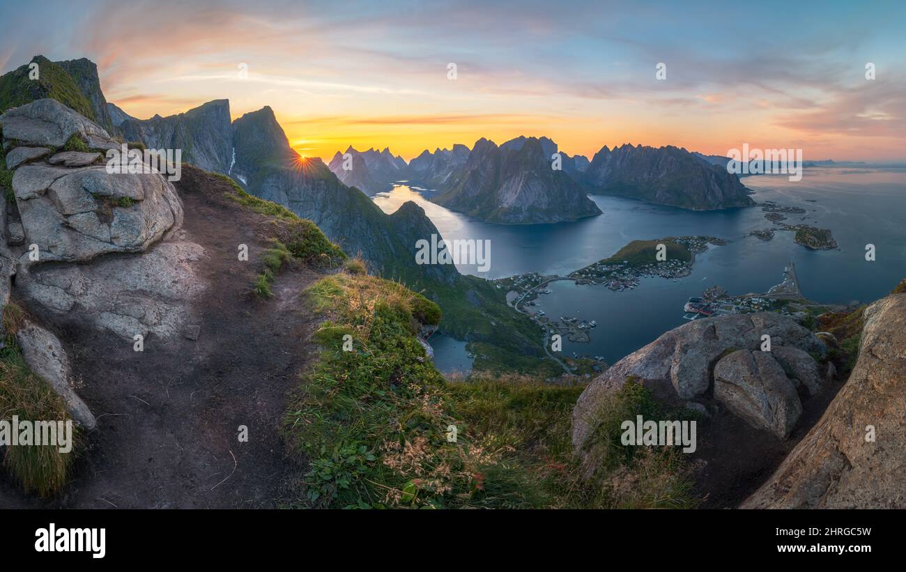 Spectacular sunset panorama from reinebringen, lofoten islands, norway ...