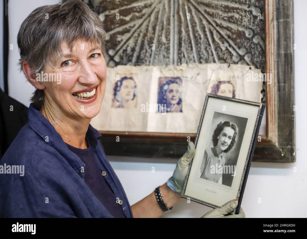 Artist Bev Tosh, the daughter of a Royal New Zealand Air Force pilot ...