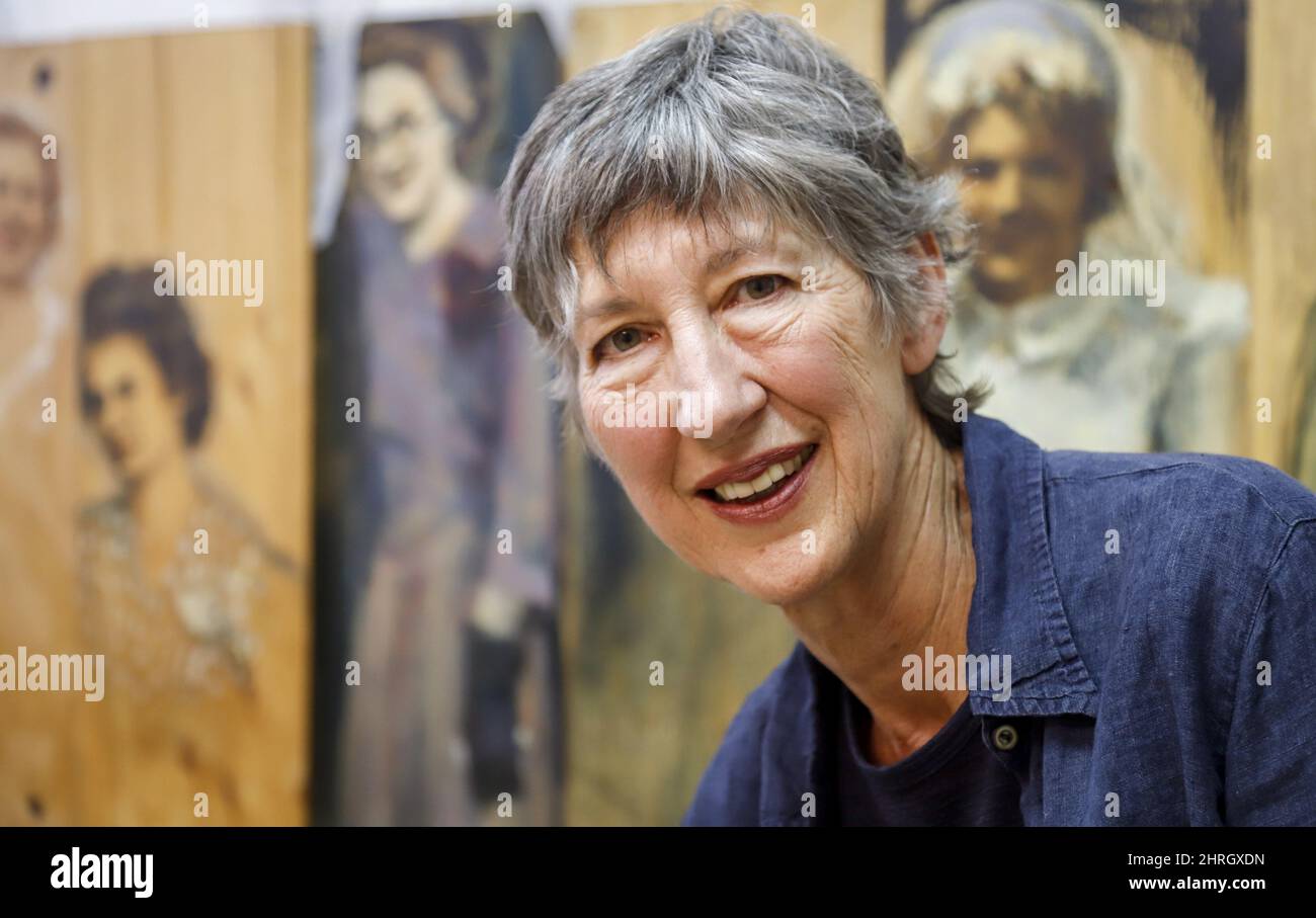 Artist Bev Tosh, the daughter of a Royal New Zealand Air Force pilot ...