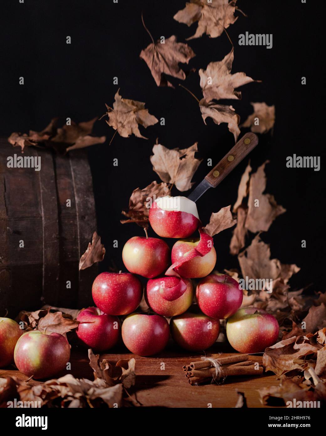 Vertical shot of apples sorted in a triangle shape Stock Photo - Alamy