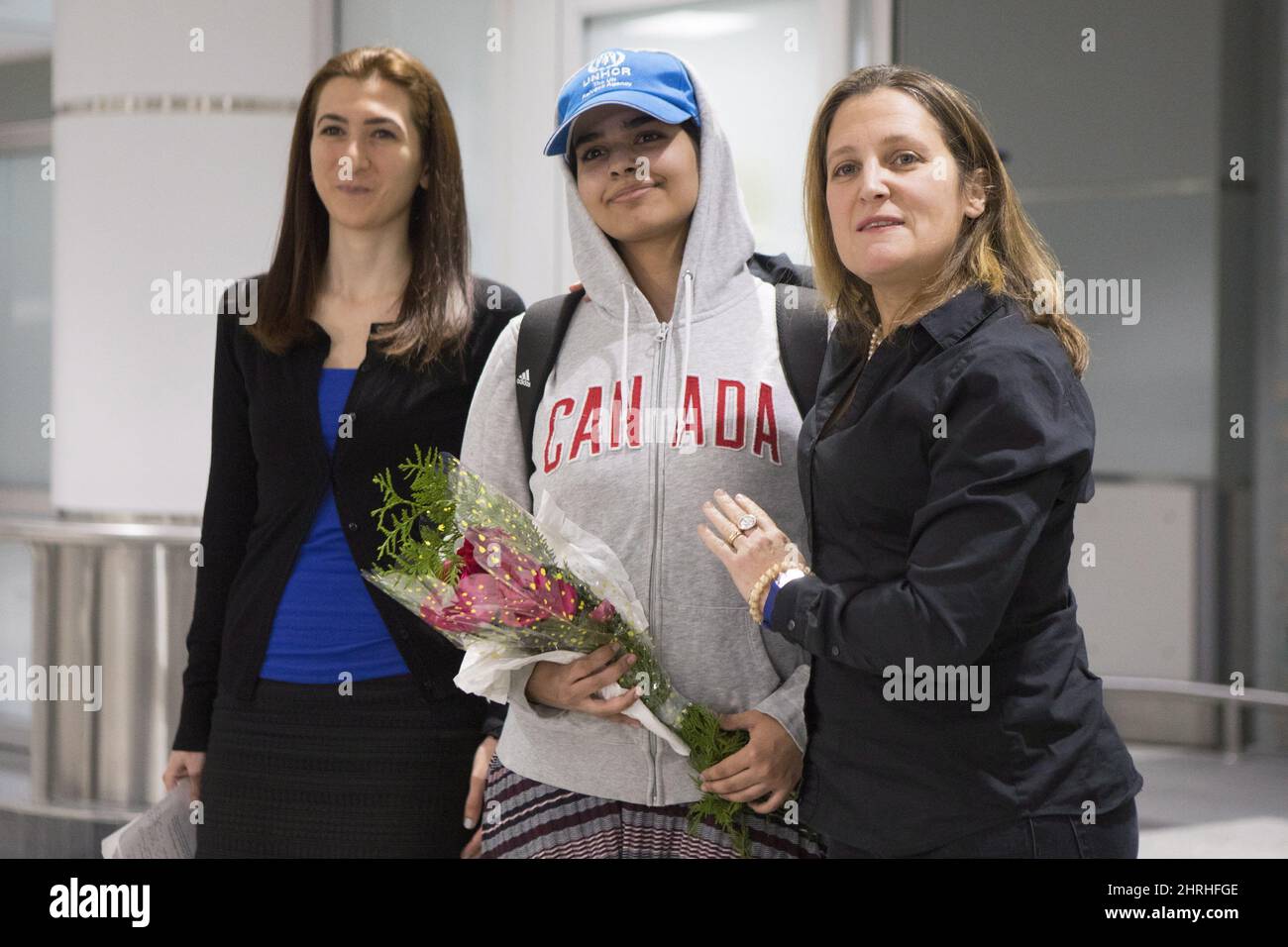 Saudi teenager Rahaf Mohammed Alqunun, centre, stands with Canadian ...