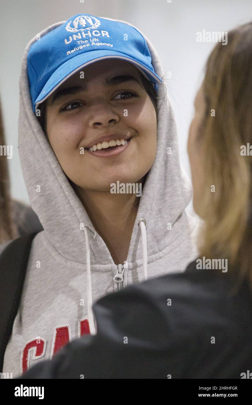 Saudi teenager Rahaf Mohammed Alqunun arrives at Toronto Pearson ...