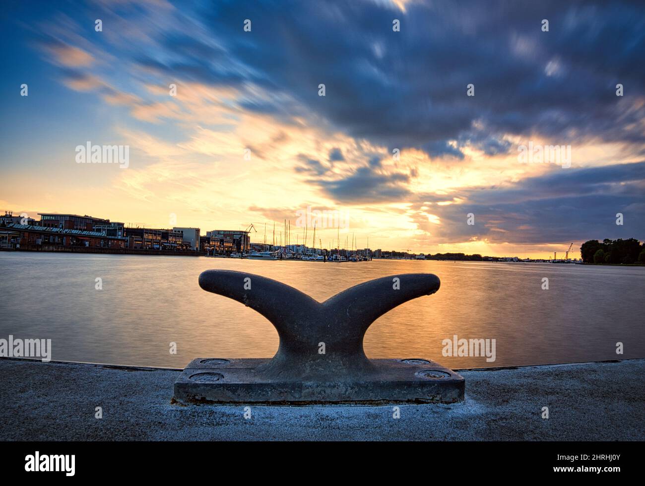 Ship bollard hi-res stock photography and images - Alamy