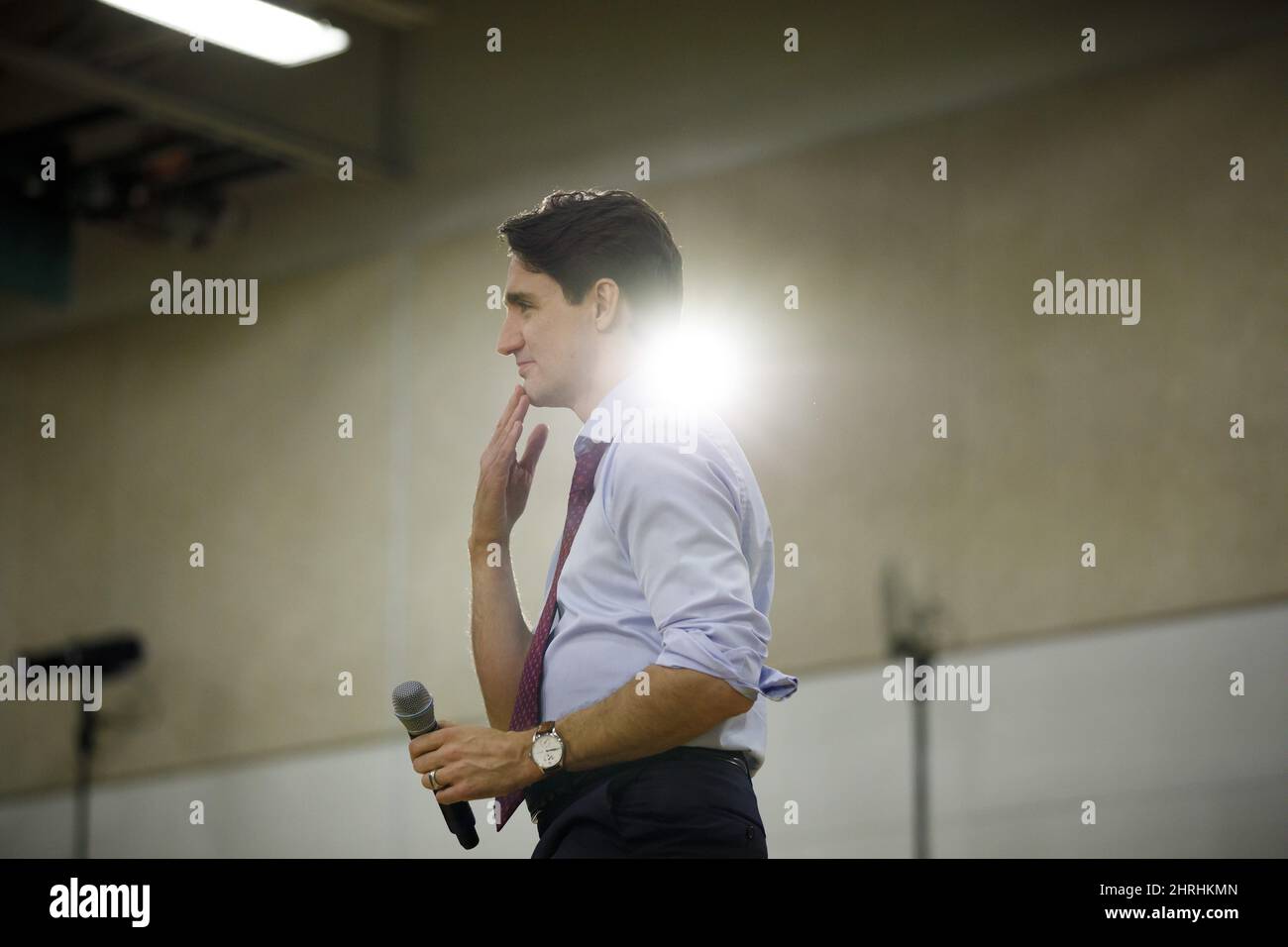 Canadian Prime Minister Justin Trudeau gestures 'thank you' in American ...
