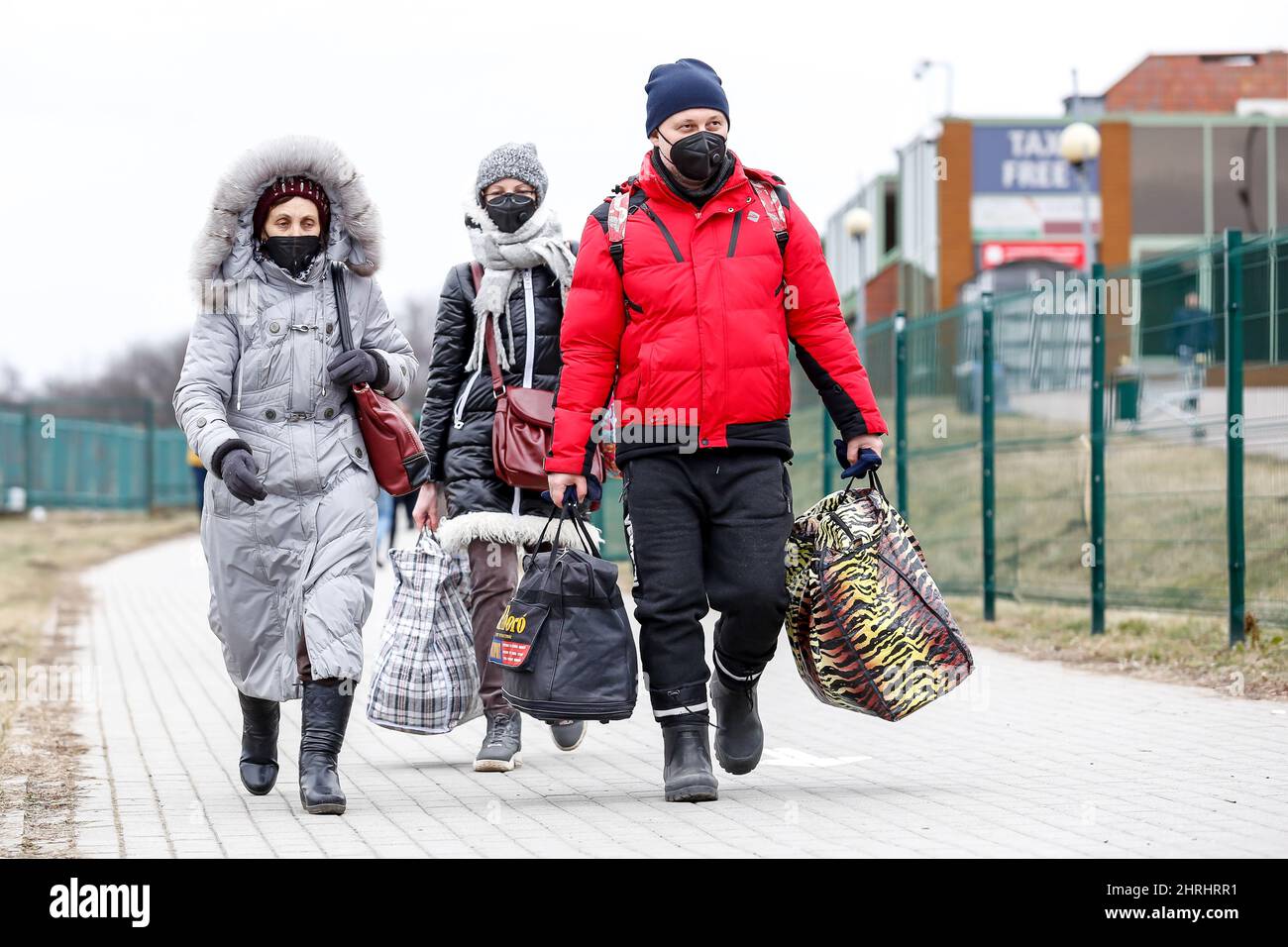 Ukrainian family walks through border passage as tens of thousands ...