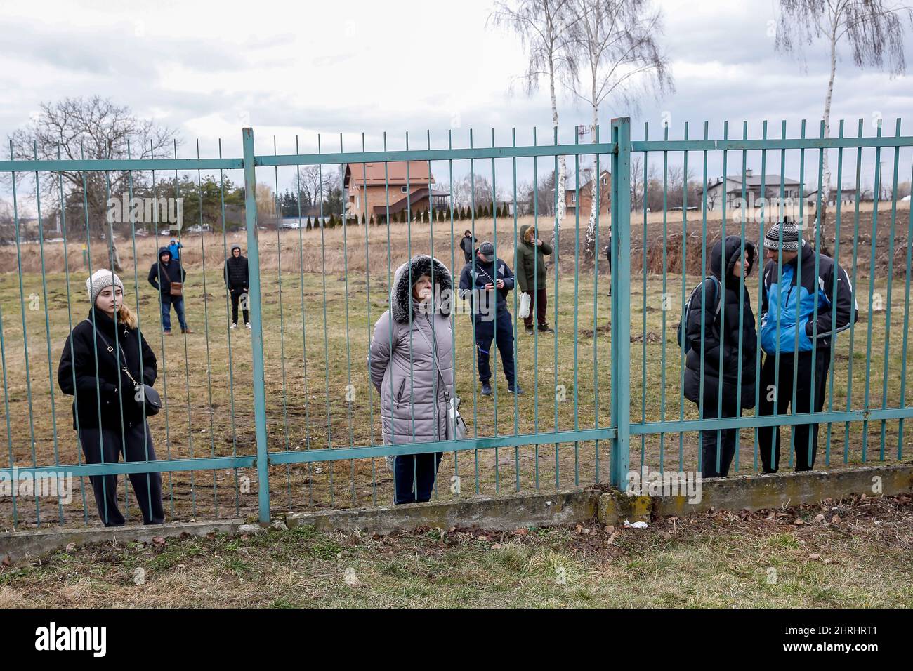Ukrainians wait for an arrival of their loved ones by the border ...