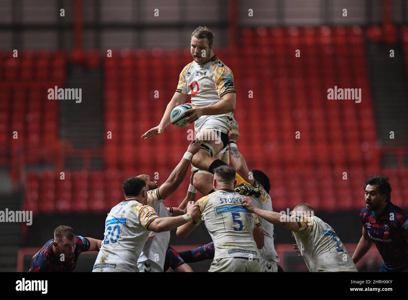 Joe Launchbury of Wasps Rugby, wins the line out ball Stock Photo - Alamy