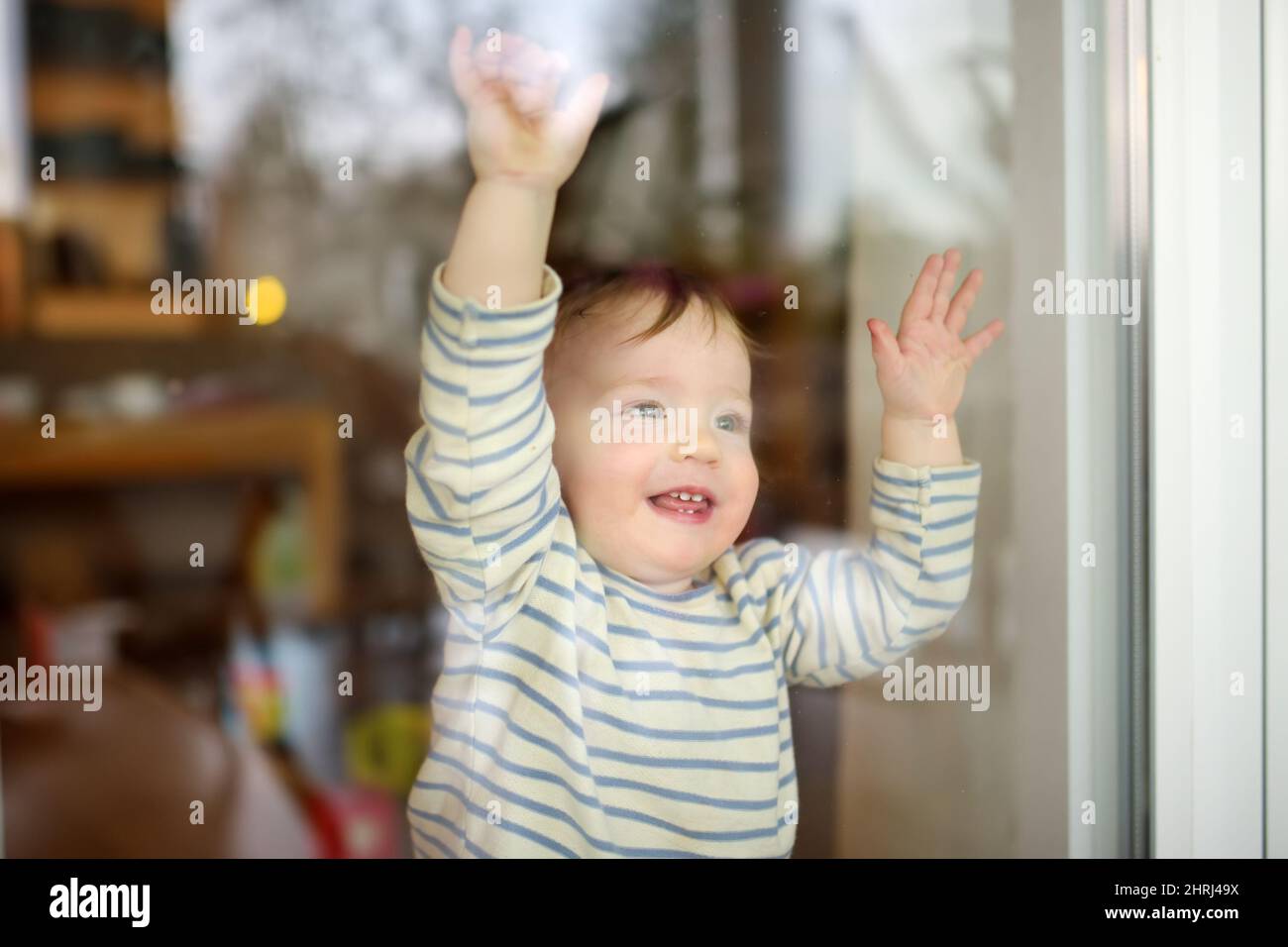 Child peek through window hi-res stock photography and images - Alamy