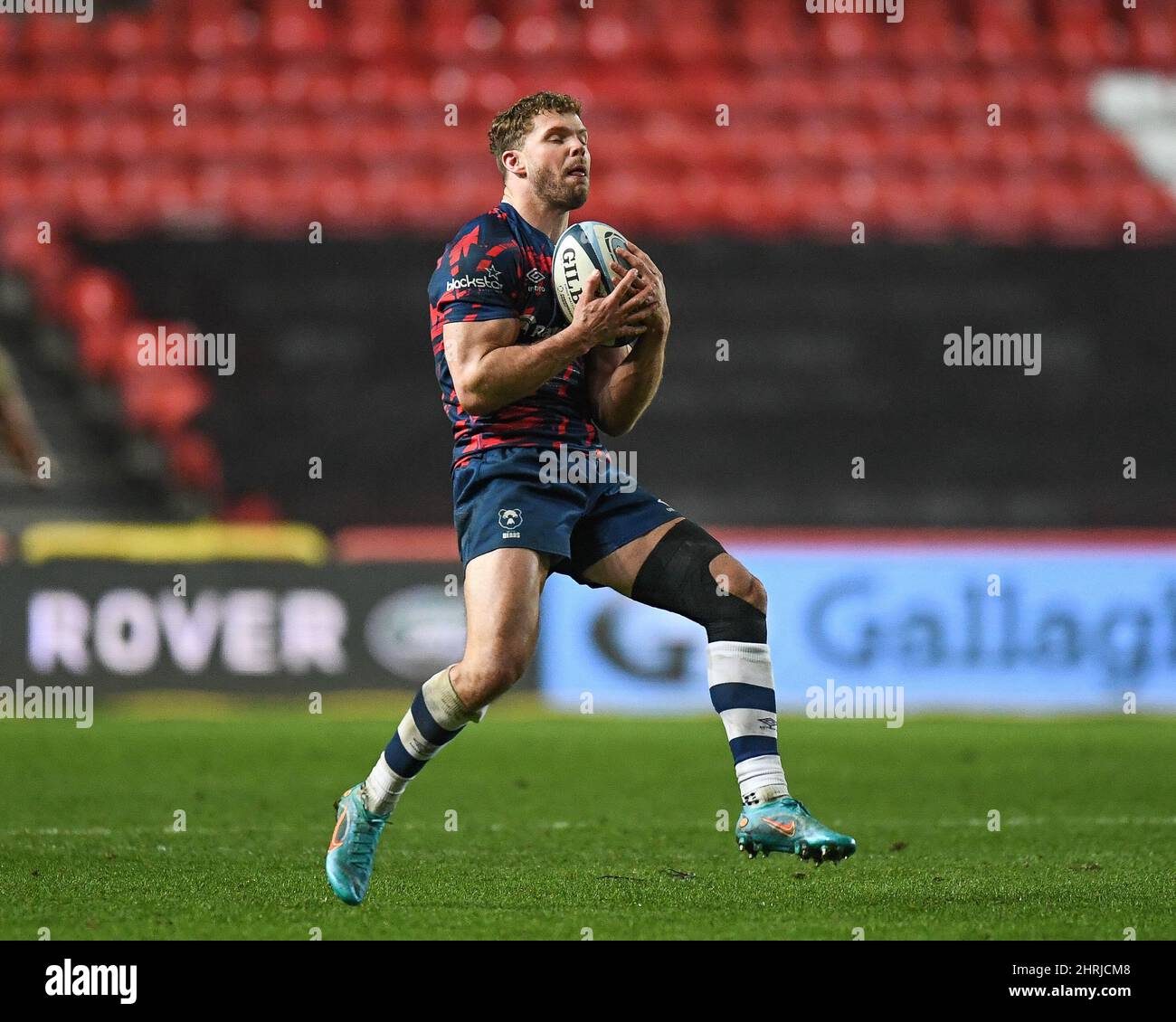 Henry Purdy of Bristol Bears, takes the high ball Stock Photo - Alamy