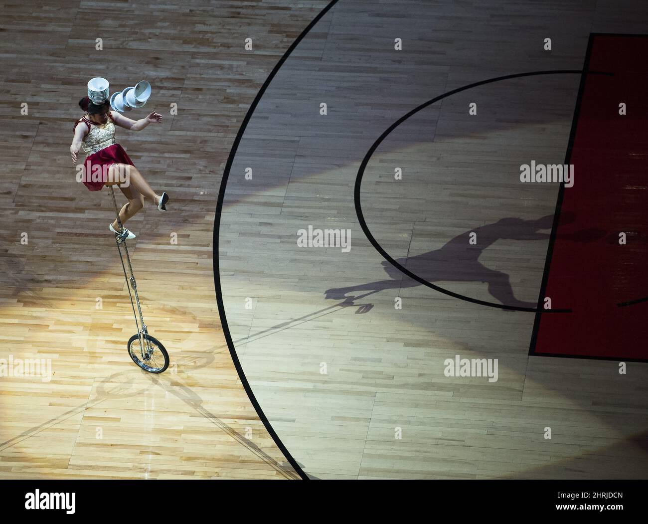 Rong Niu, also known as "Red Panda", kicks plates to her head at half ...