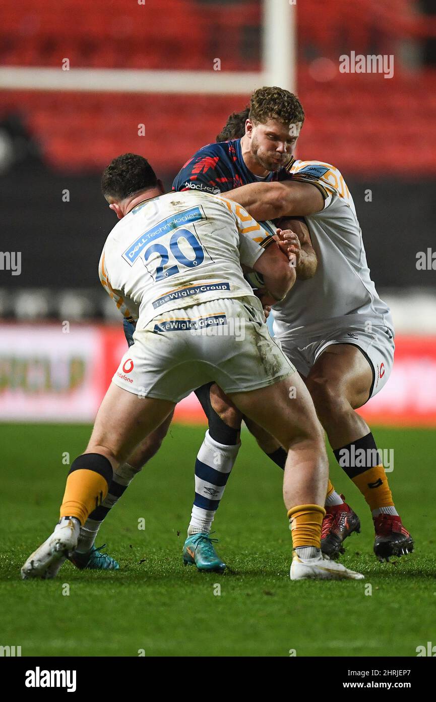 Henry Purdy of Bristol Bears, takes on the Wasps defence Stock Photo ...