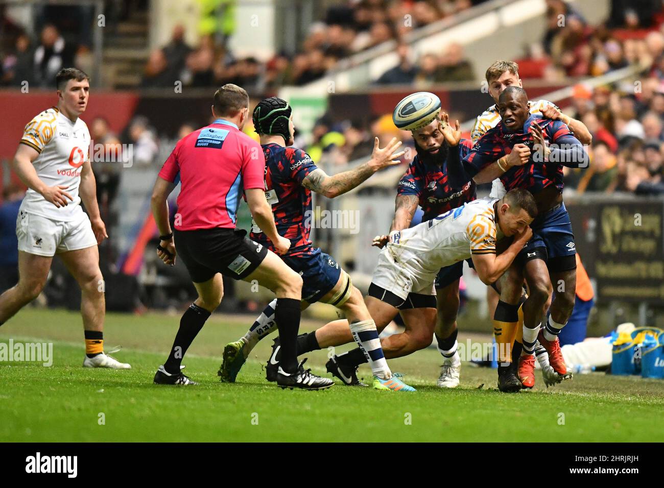 Bristol, UK. 25th Feb, 2022. Ryan Mills of Wasps RFC tackles Niyi ...