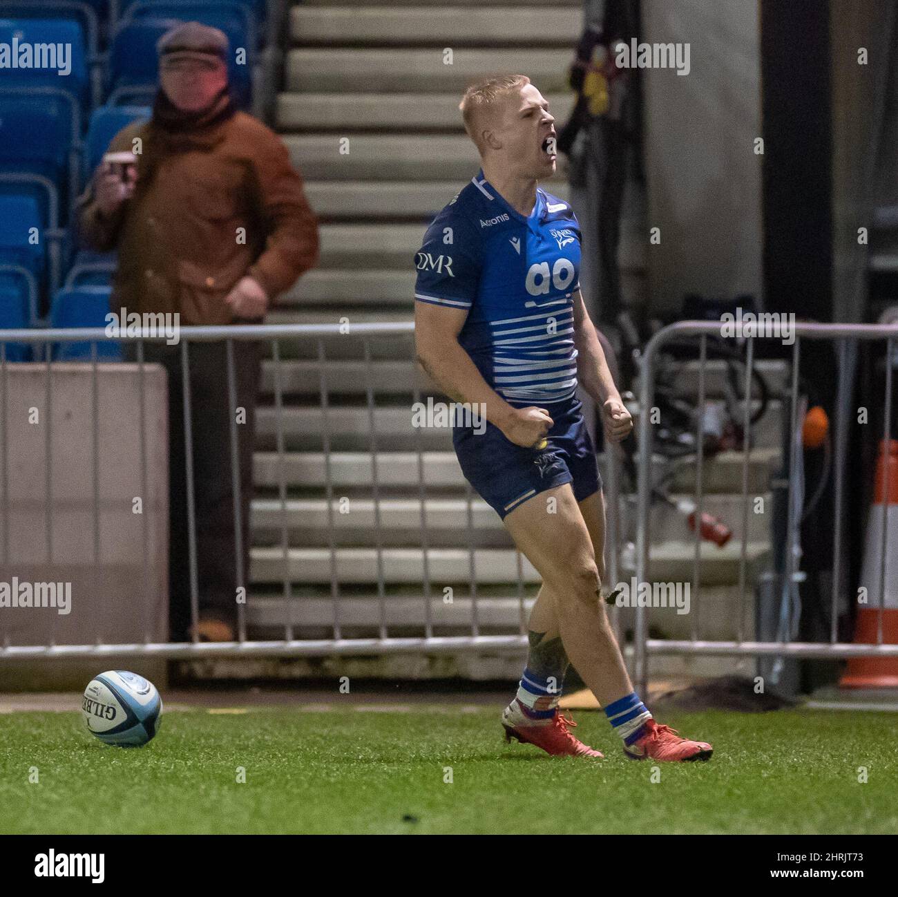 Crowd roars hi-res stock photography and images - Alamy