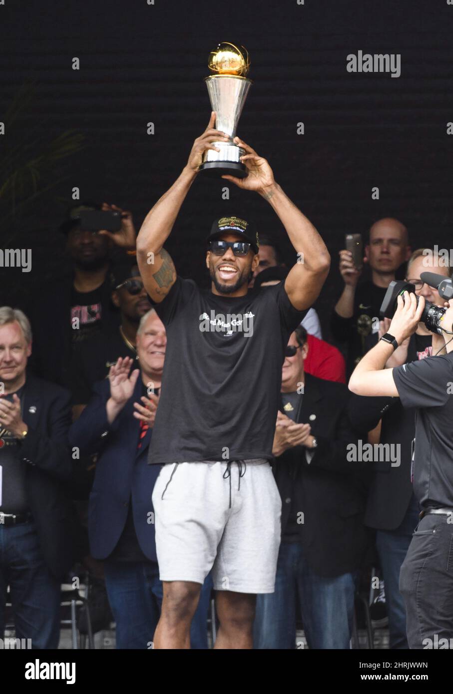Toronto Raptors forward Kawhi Leonard hoists the MVP trophy next to ...