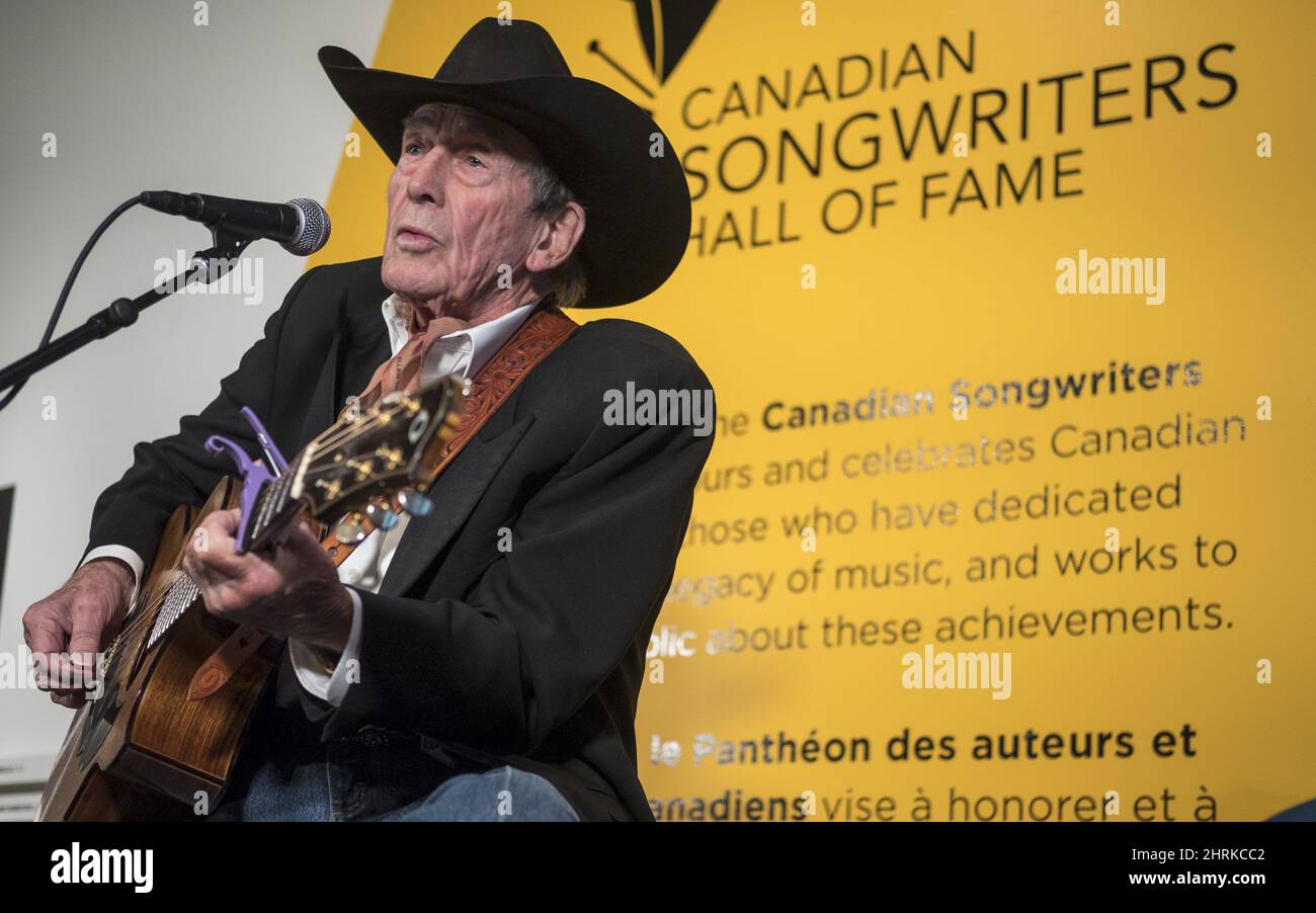Country music singer Ian Tyson performs while being inducted into the ...