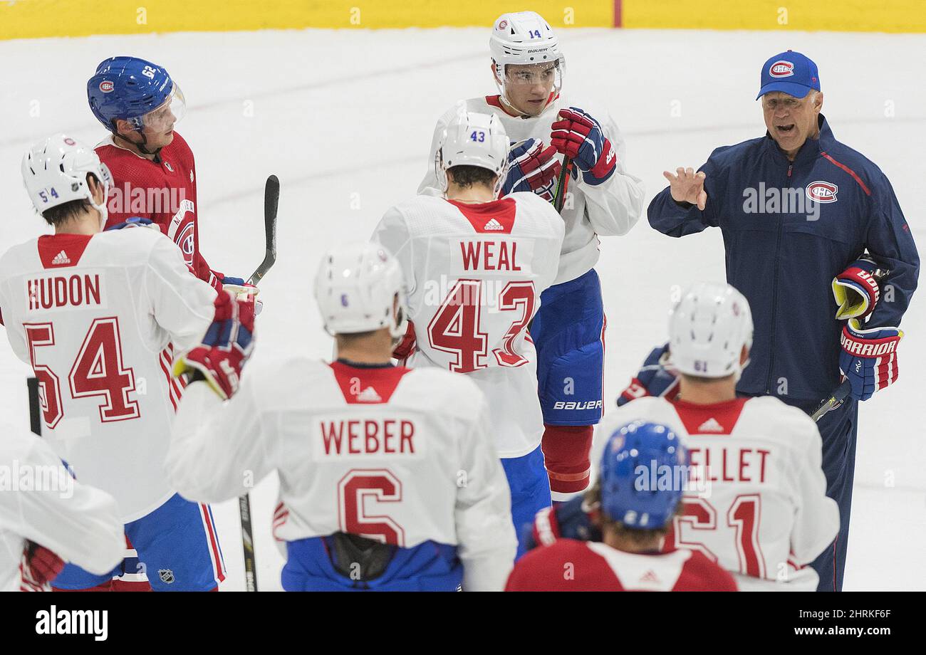 Montreal Canadiens head coach Claude Julien talks with players during ...